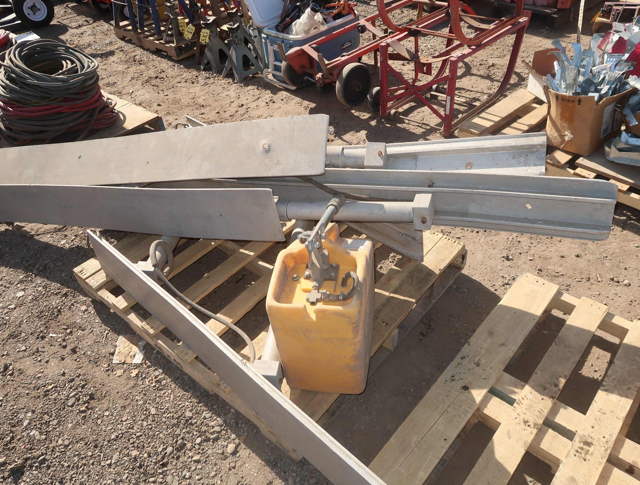 TRENCH SHORING JACKS