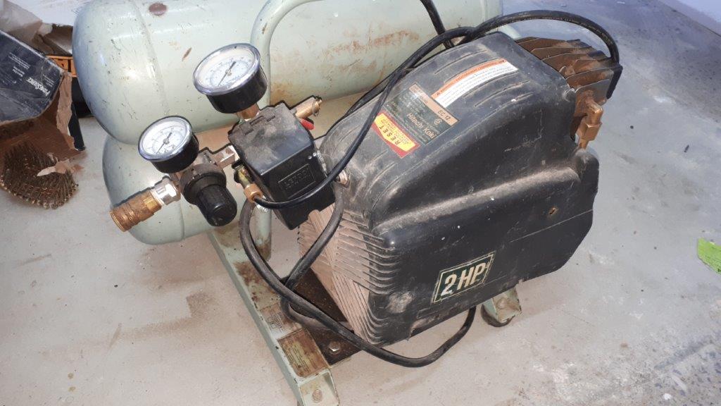 HITACHI KOKI Air Compressor, mod: EC12, 125 PSI, 4 Gal.