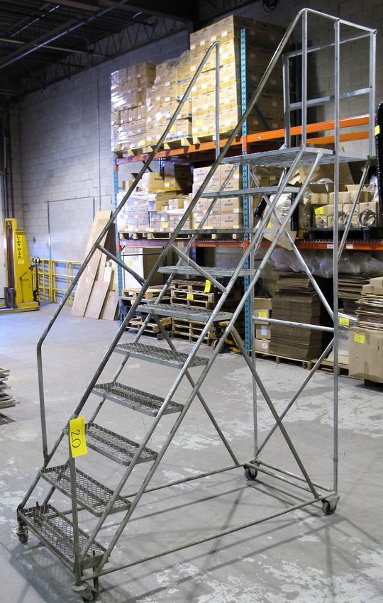 10' PORTABLE WAREHOUSE LADDER