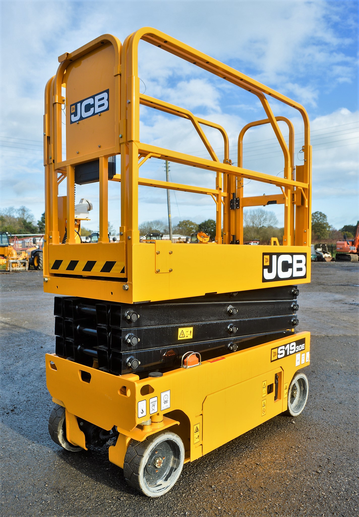 JCB S1930E 19 ft battery electric scissor lift access platform Year ...