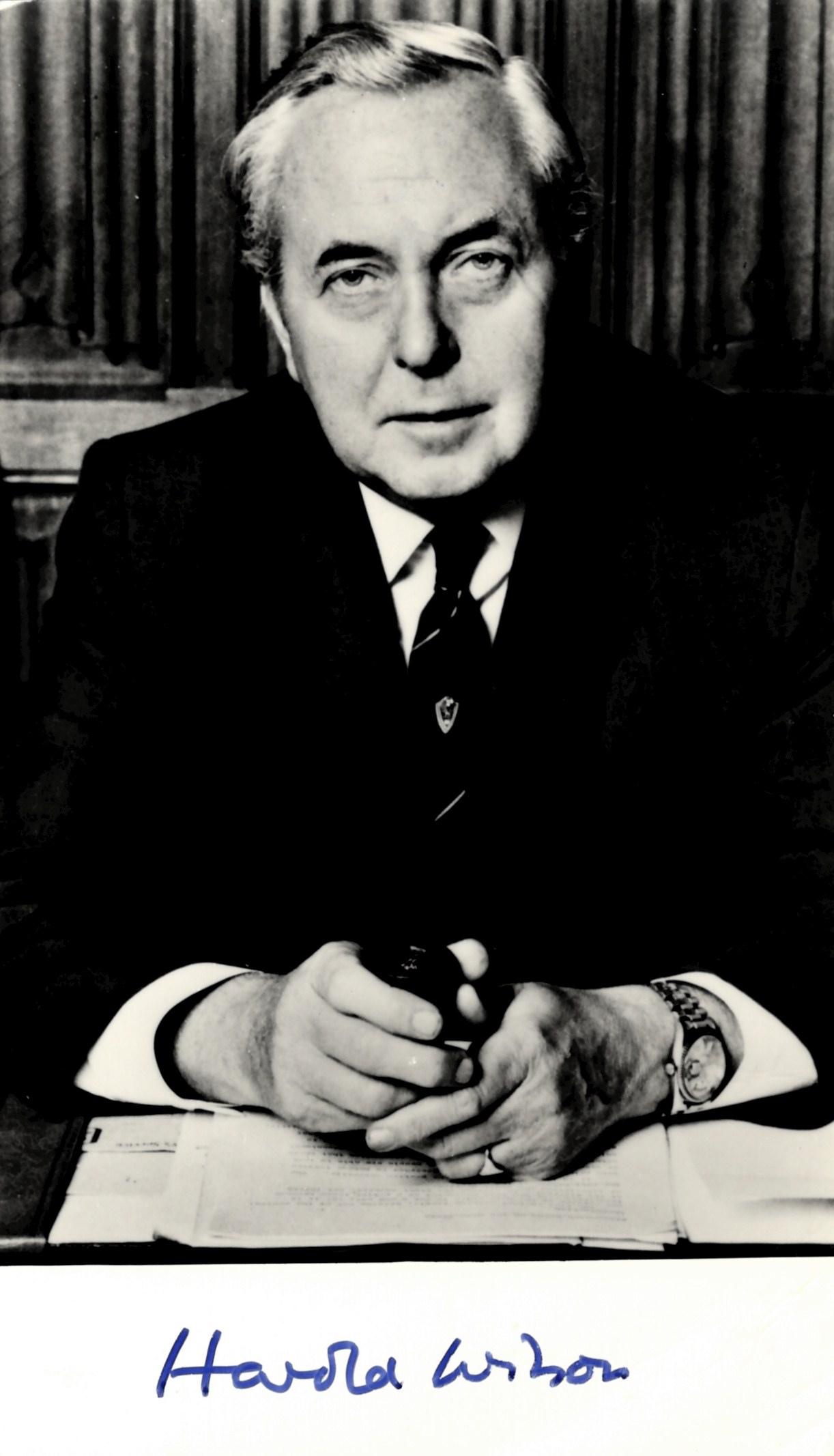 BRITISH POLITICS: Selection of signed postcard photographs and slightly ...