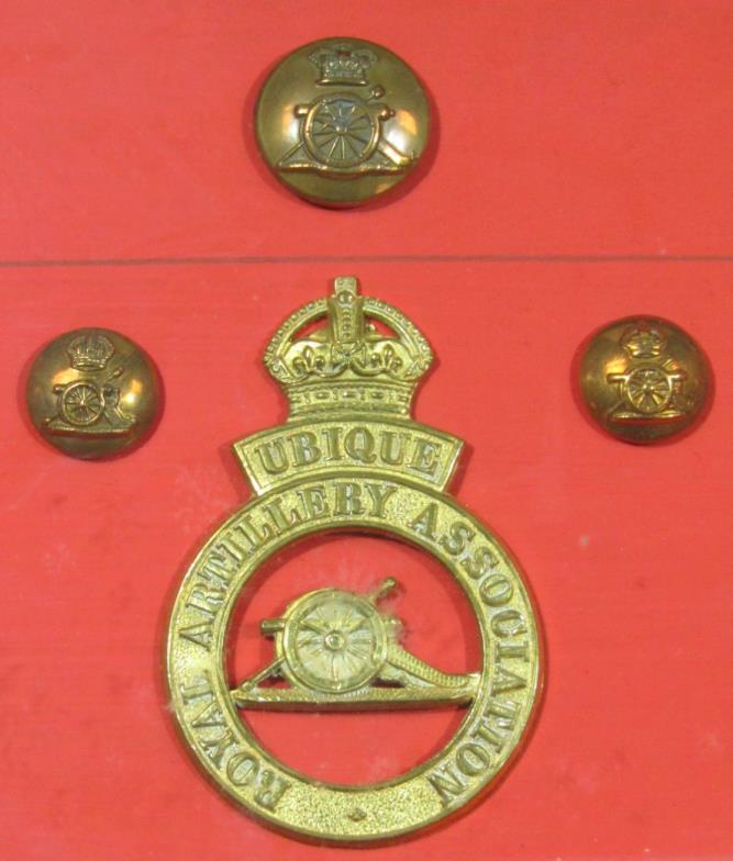 Various Army cap badges, Cannon badges, Ubique Royal Artillery ...