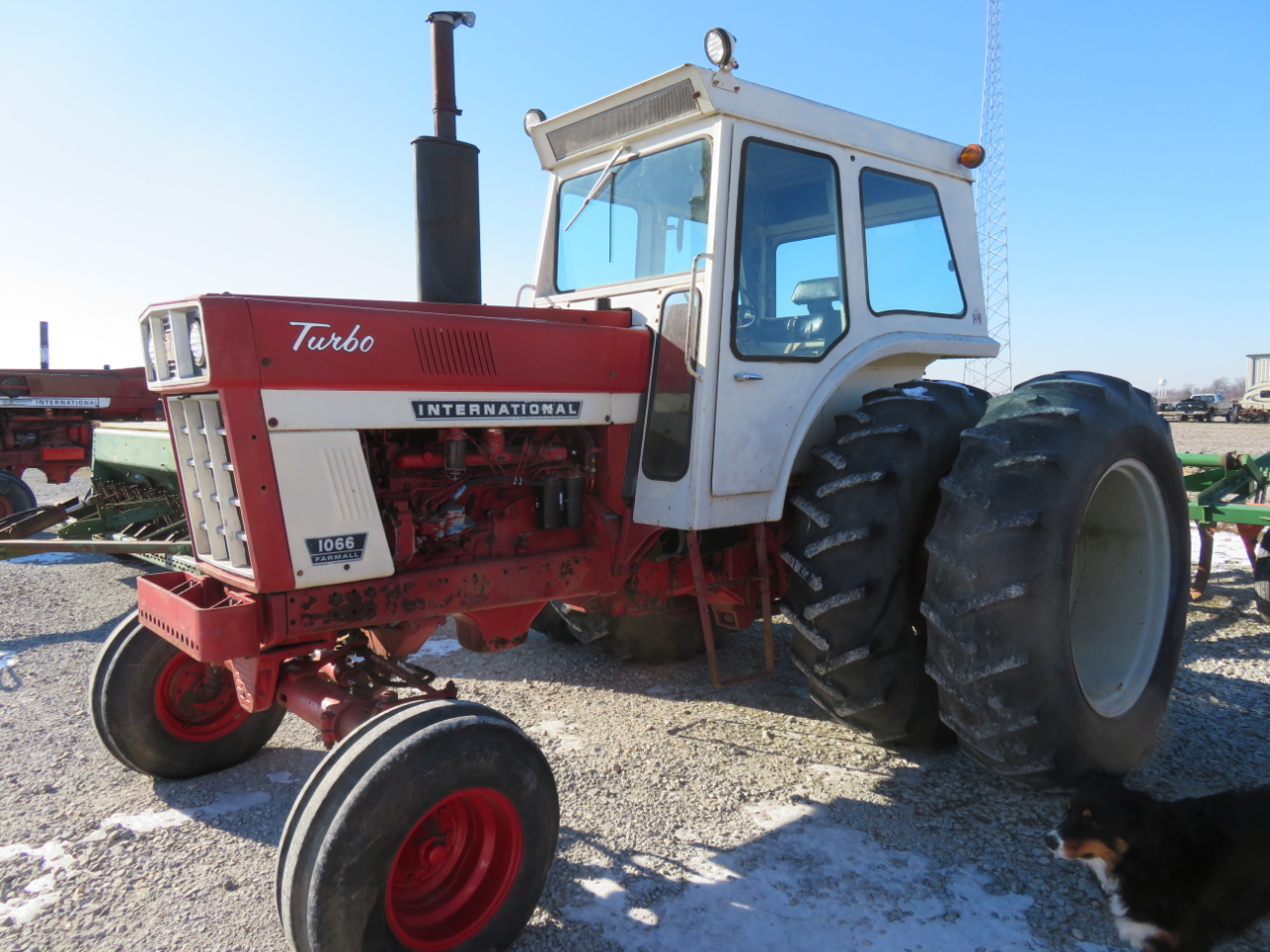 IH 1066 tractor w/cab 4,662 hours serial 2610159U017255