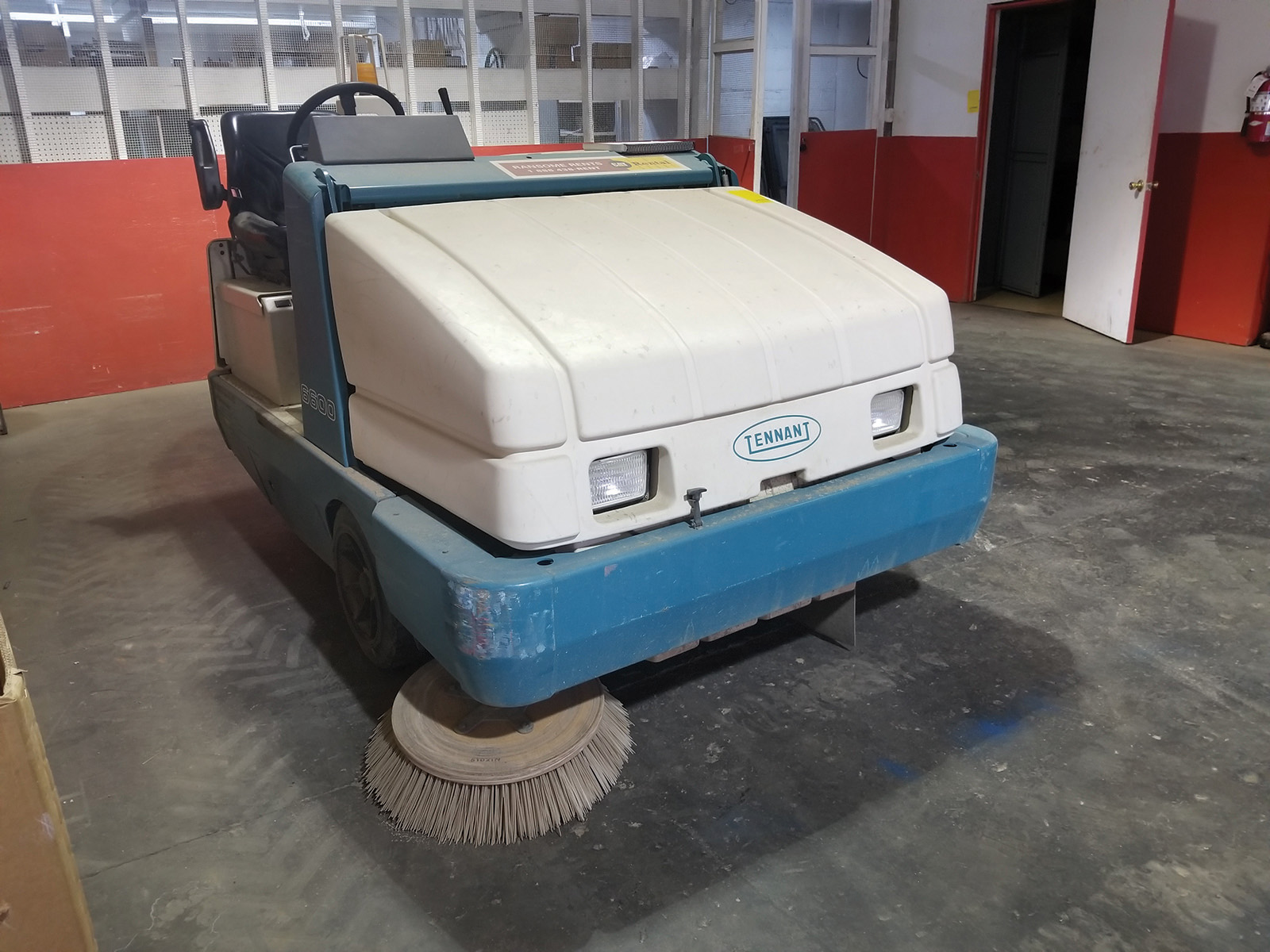 TENNANT 6600 FLOOR SWEEPER; GAS POWERED, GVW 5,200 LB., DUAL BRUSH, 3 ...