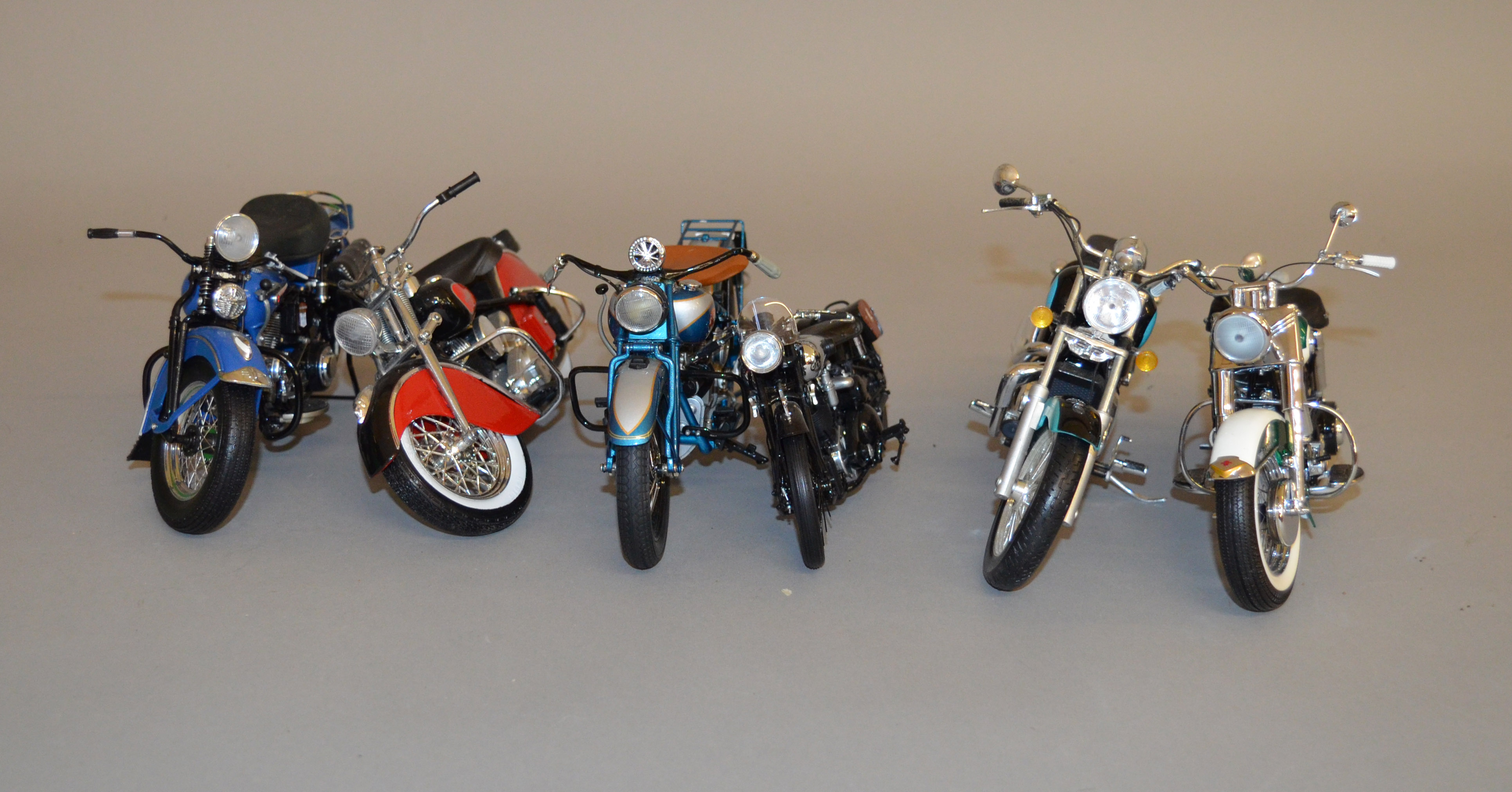 A group of unboxed Motorcycle models by Danbury Mint, Franklin Mint and ...