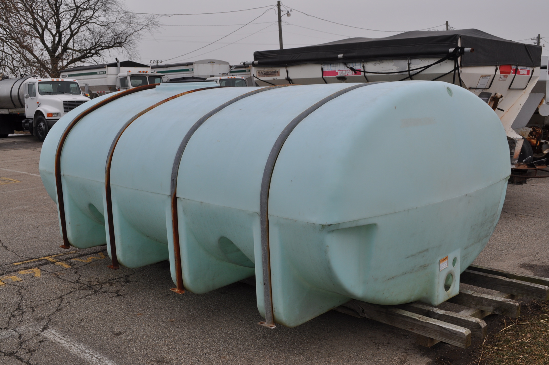 2000 gal. poly leg tank, with hoops