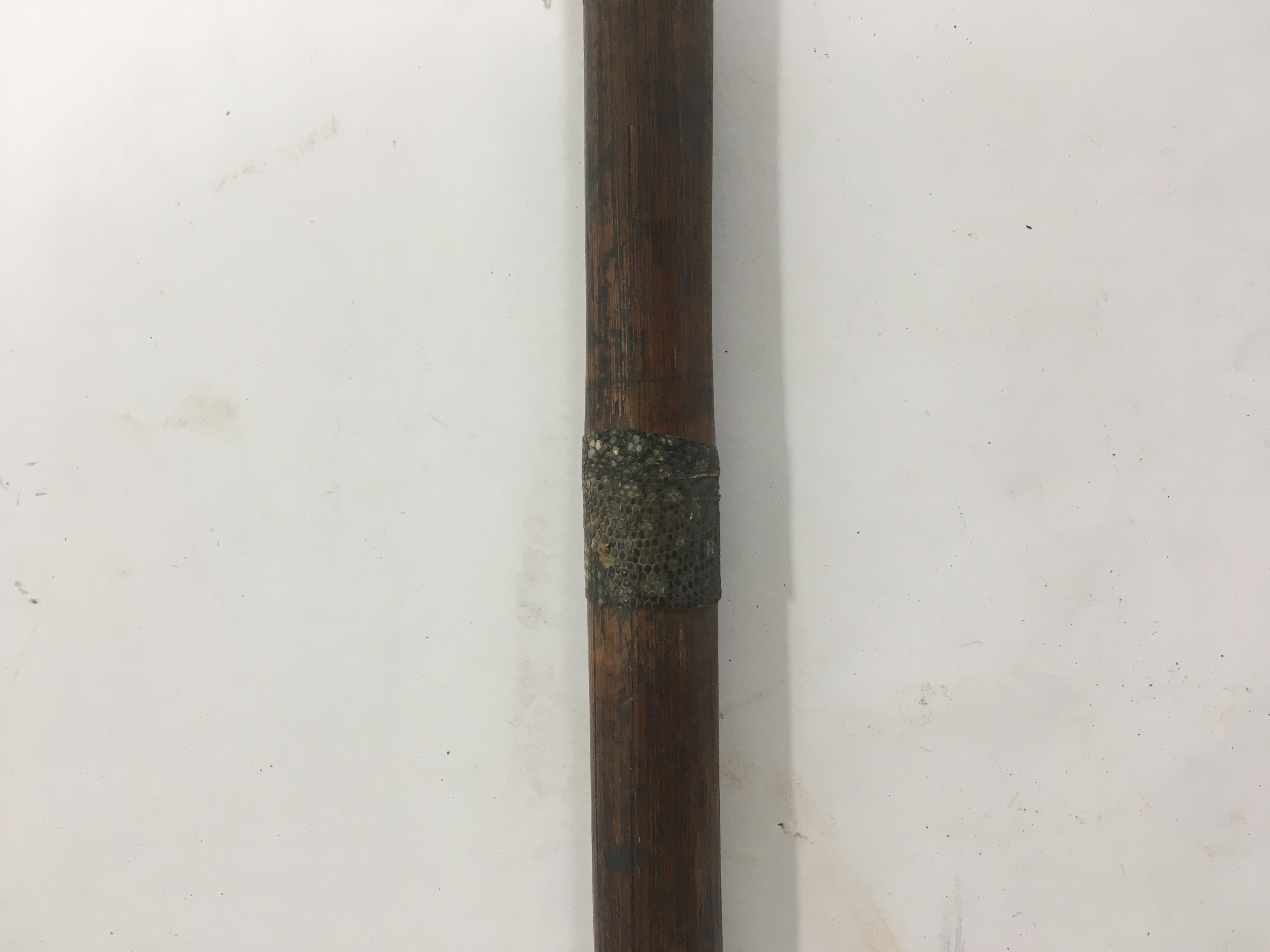 AN AFRICAN FIGHTING STICK. A Warriors fighting stick in the Zulu style ...