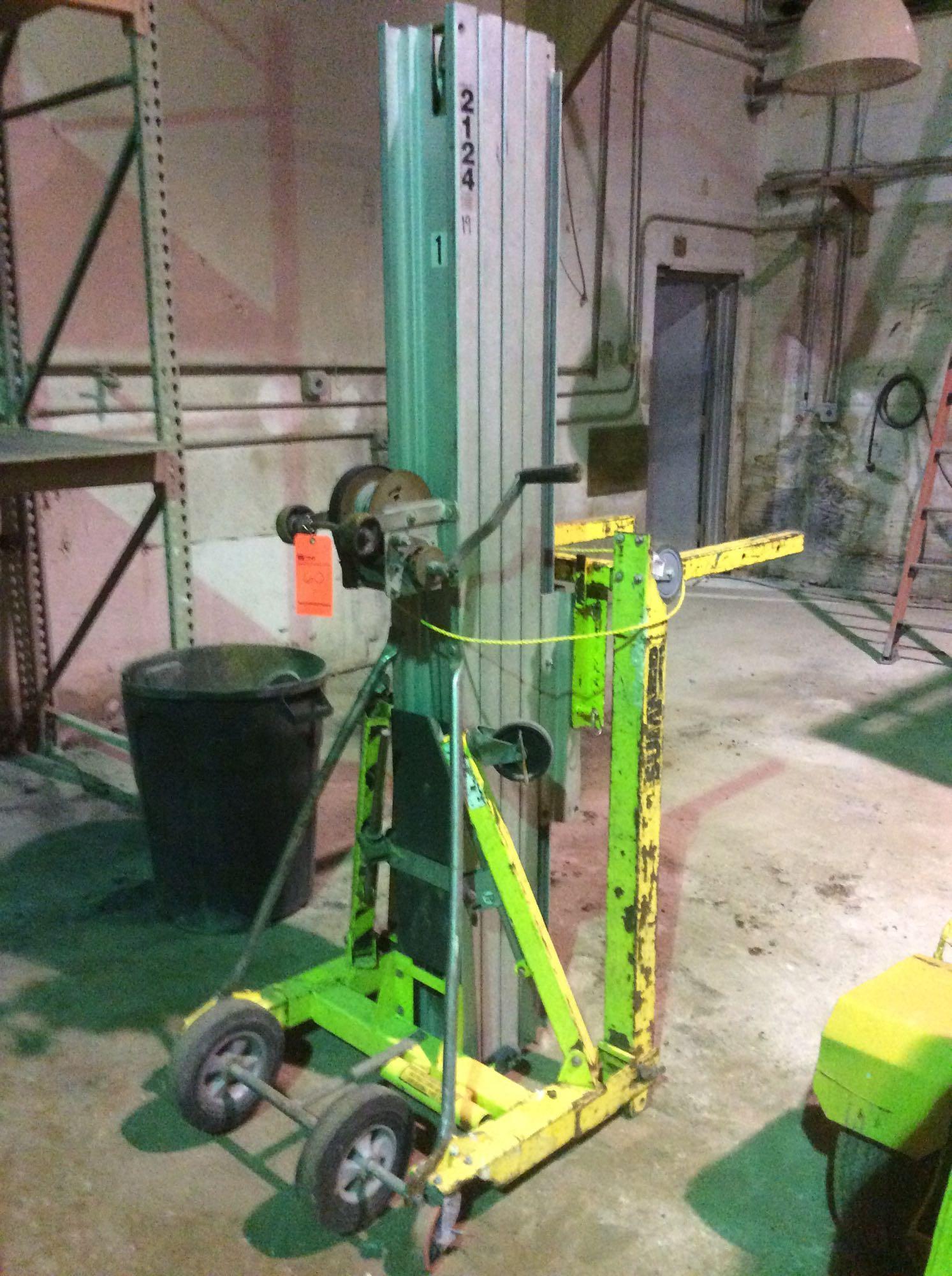 Sumner 2124 manual man lift, 24' height, 650-LB capacity