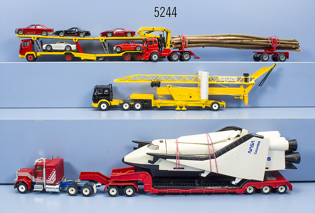 Konv. 9 Siku Fahrzeuge, dabei Lkw mit Tieflader als Anhänger und NASA-Shuttle, Holz-Transport Lkw