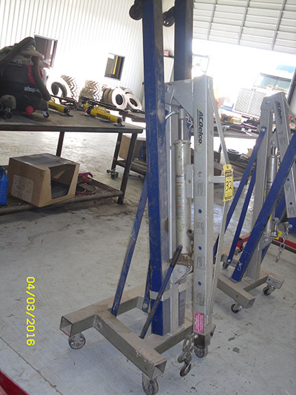 { Option of lots: 32, 33 } AC DELCO 2 TON ENGINE HOIST