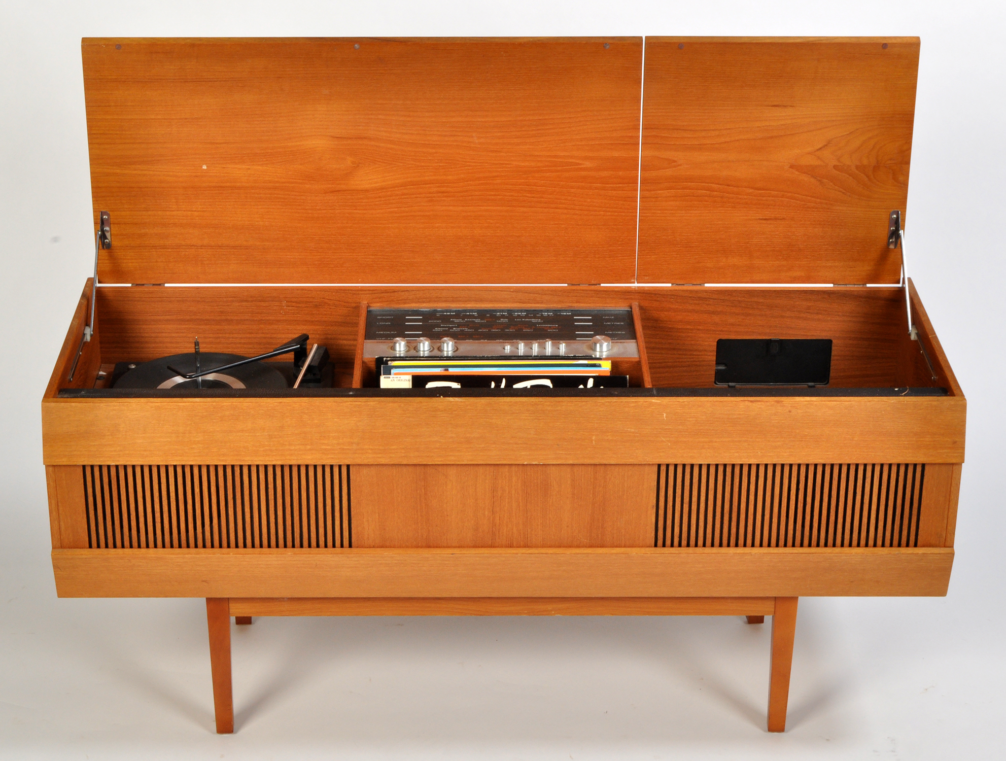 G. Marconi: a radiogram containing radio and turntable, in teak case ...