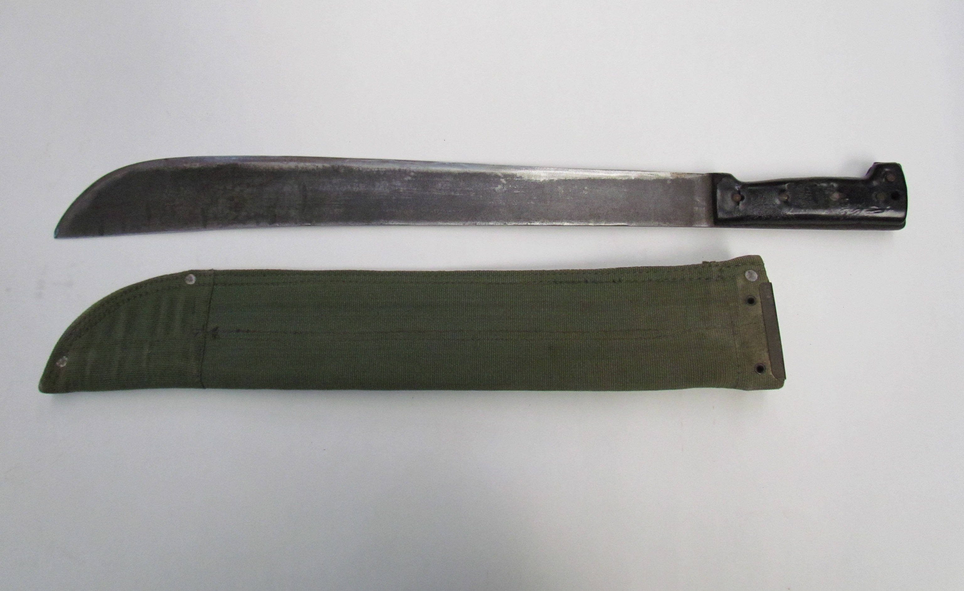 A WWII British Army jungle machete AF O100, blade and scabbard both ...