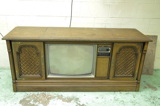 MAGNAVOX TV Stereo Console with Turntable and Stereo