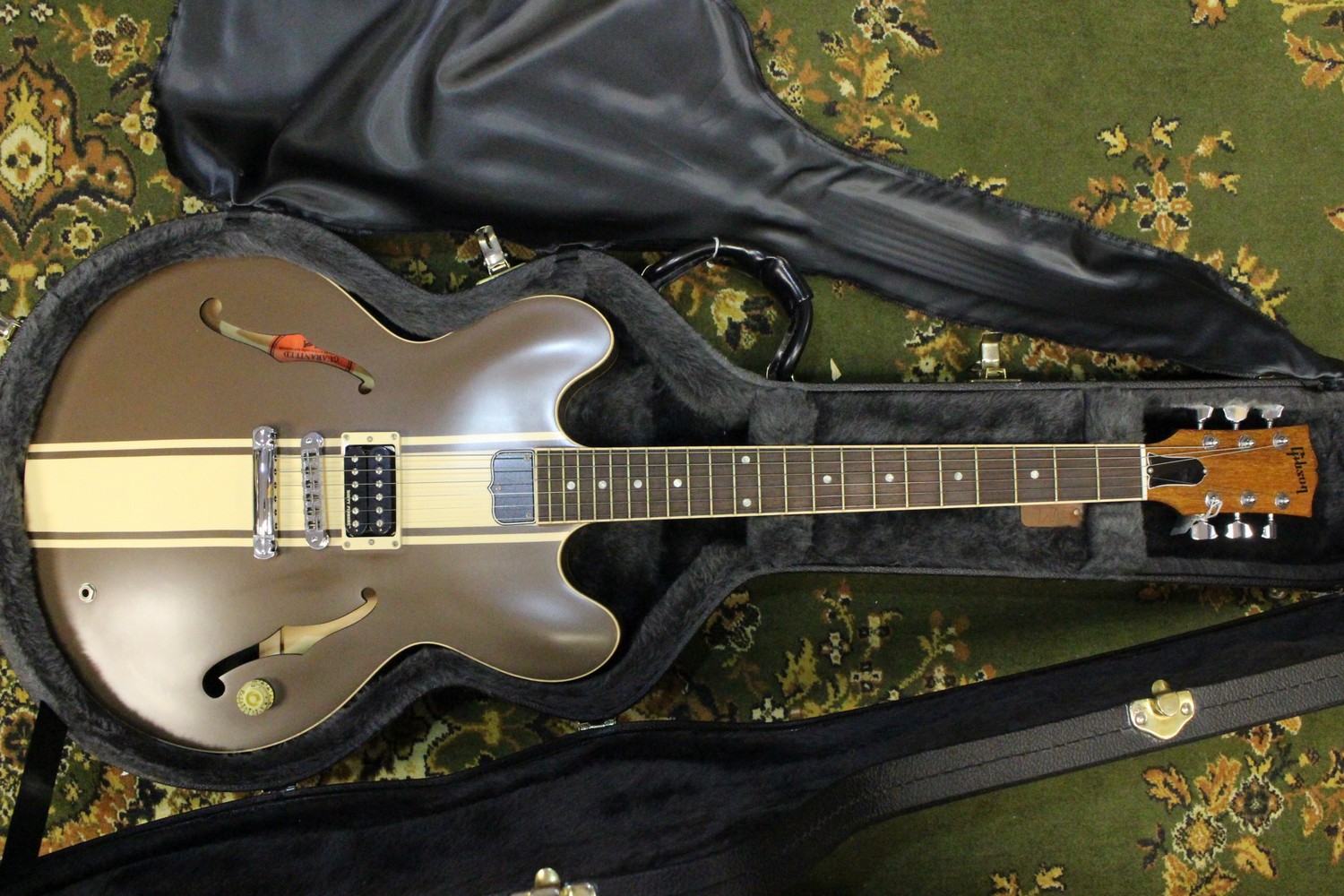 A Gibson ES-333 Tom Delonge signature electric guitar. Serial number ...