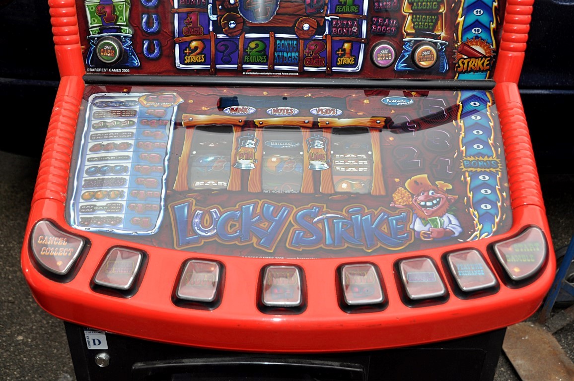 1 x "LUCKY STRIKE" Arcade Fruit Machine - Manufacturer: Barcrest (2005 ...