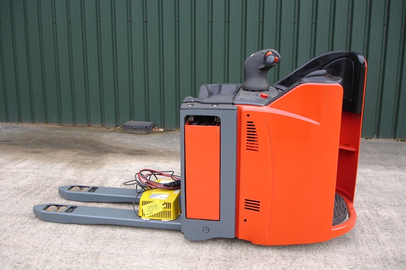 Linde Ride on Pallet Mover Electric Powered Model T20SP Y.O.M. 2014 ...