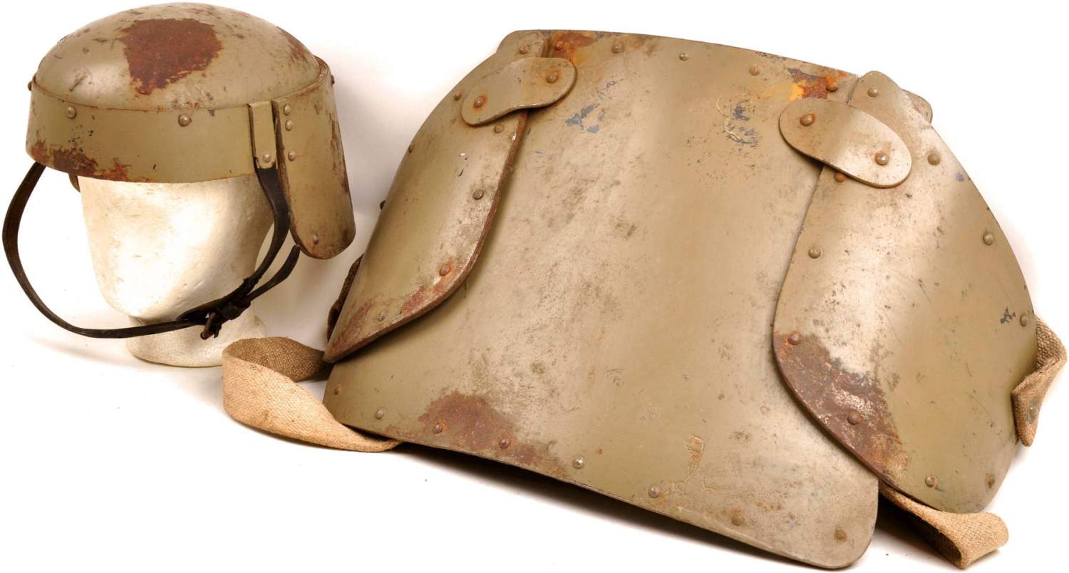 GRABENPANZER "FARINA", um 1916, bestehend aus Kopfschutz und ...