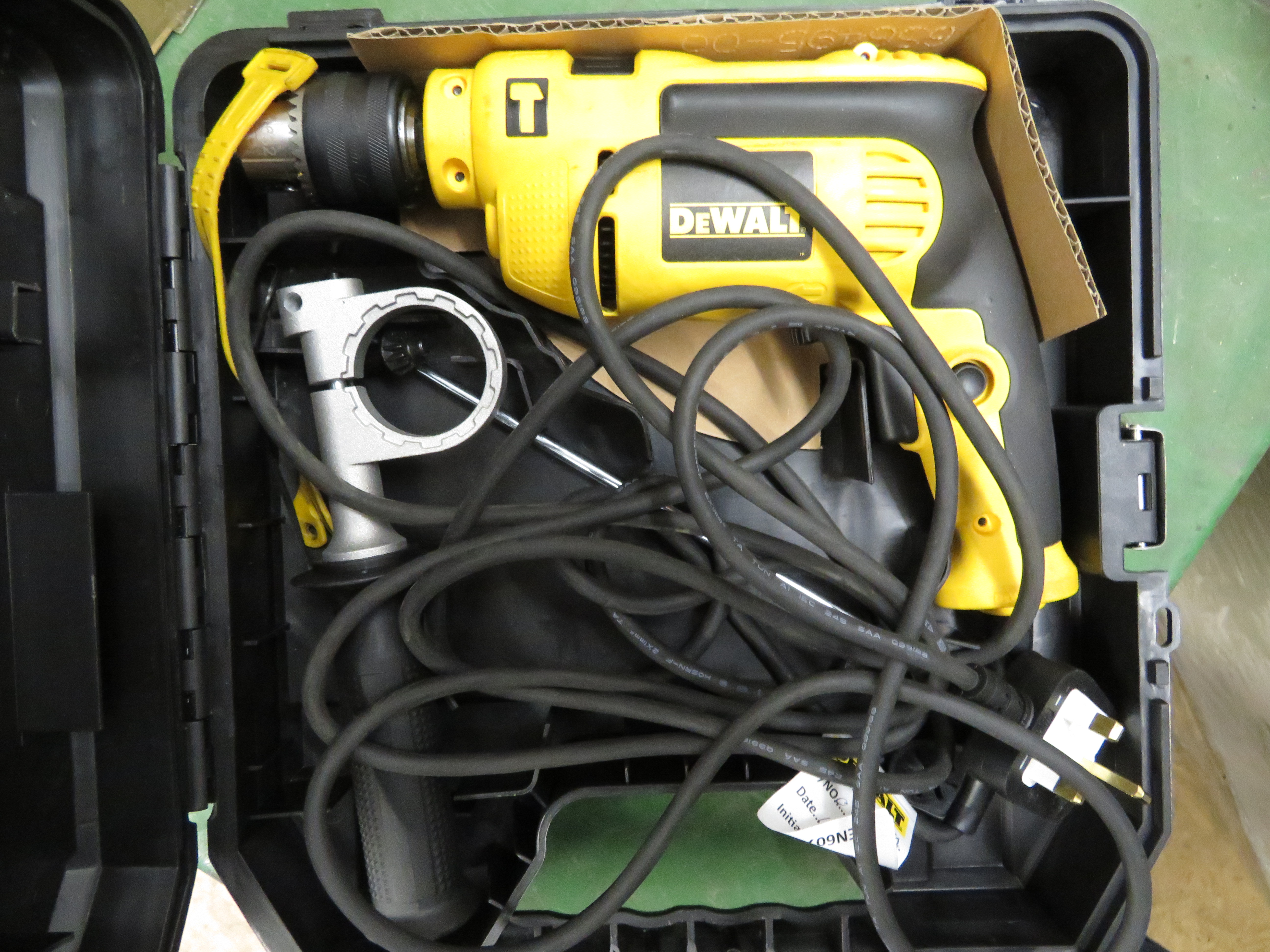 (D22) DEWALT DWD024K-GB 701W PERCUSSION DRILL 240V. LIKE NEW CONDITION.