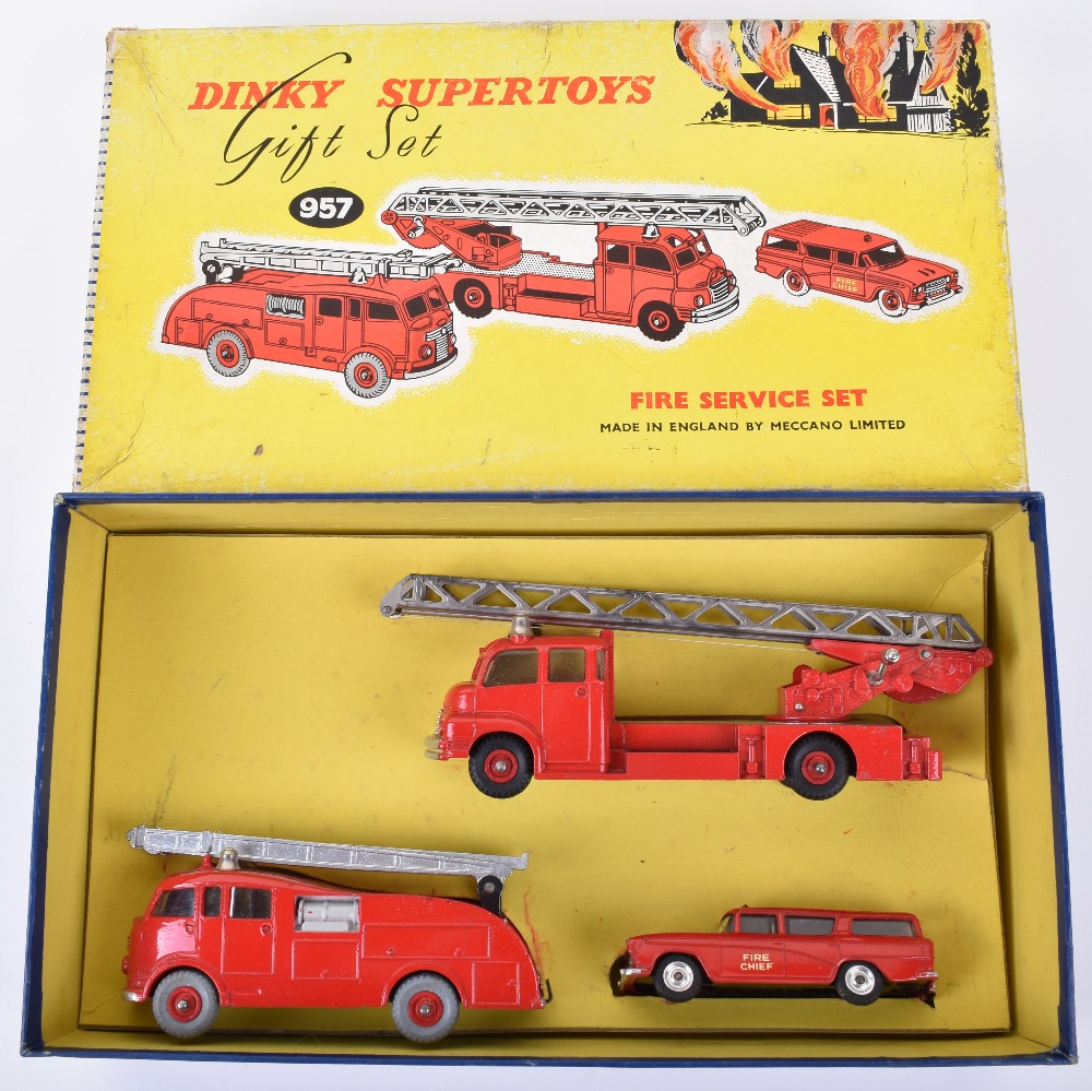 Dinky Supertoys Gift set 957 Fire Service Set, 955 Fire Engine with ...
