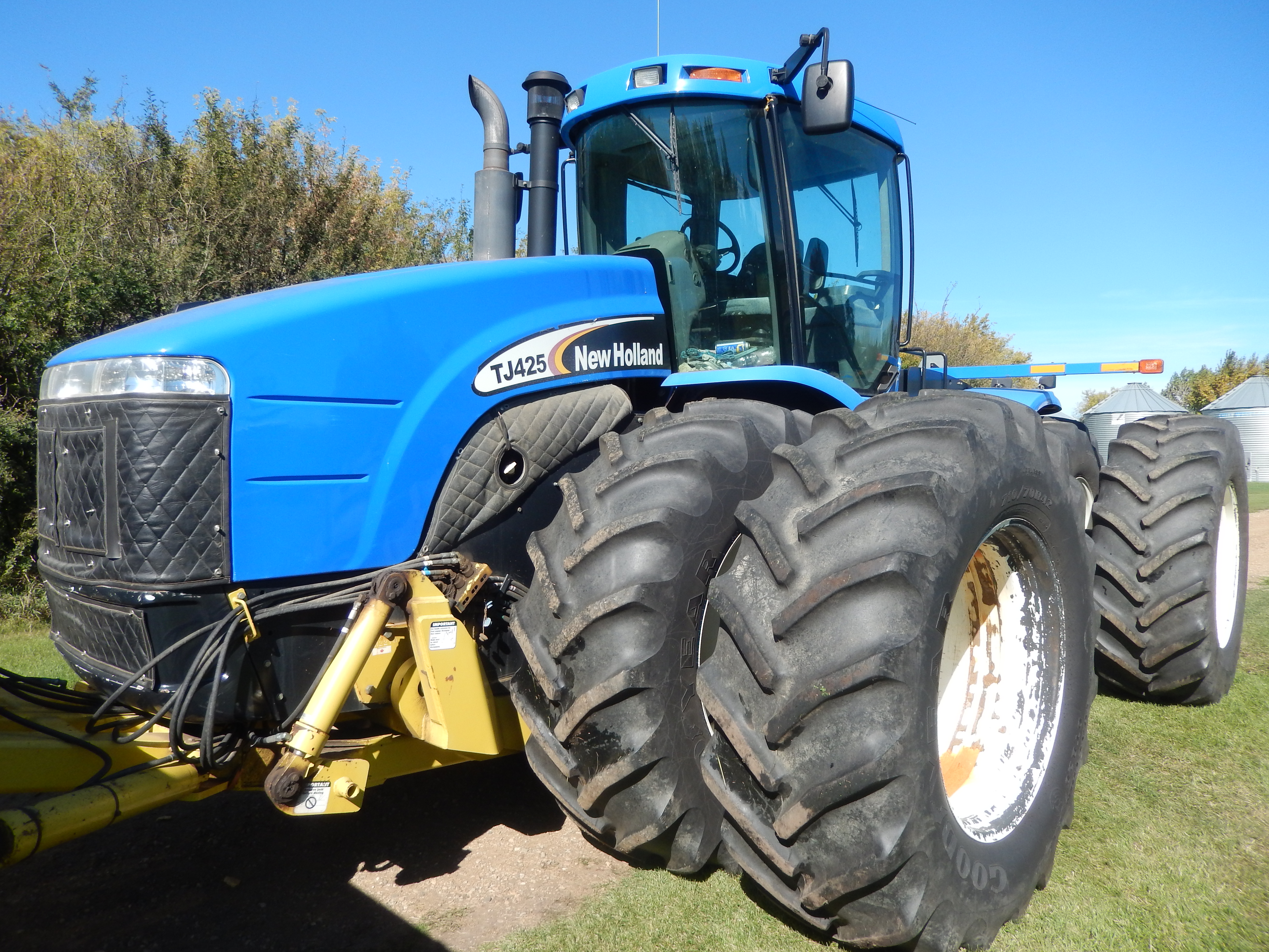 2004 New Holland TJ425 4WD tractor, 2,391 hours, 710/70R42 duals, 425 ...