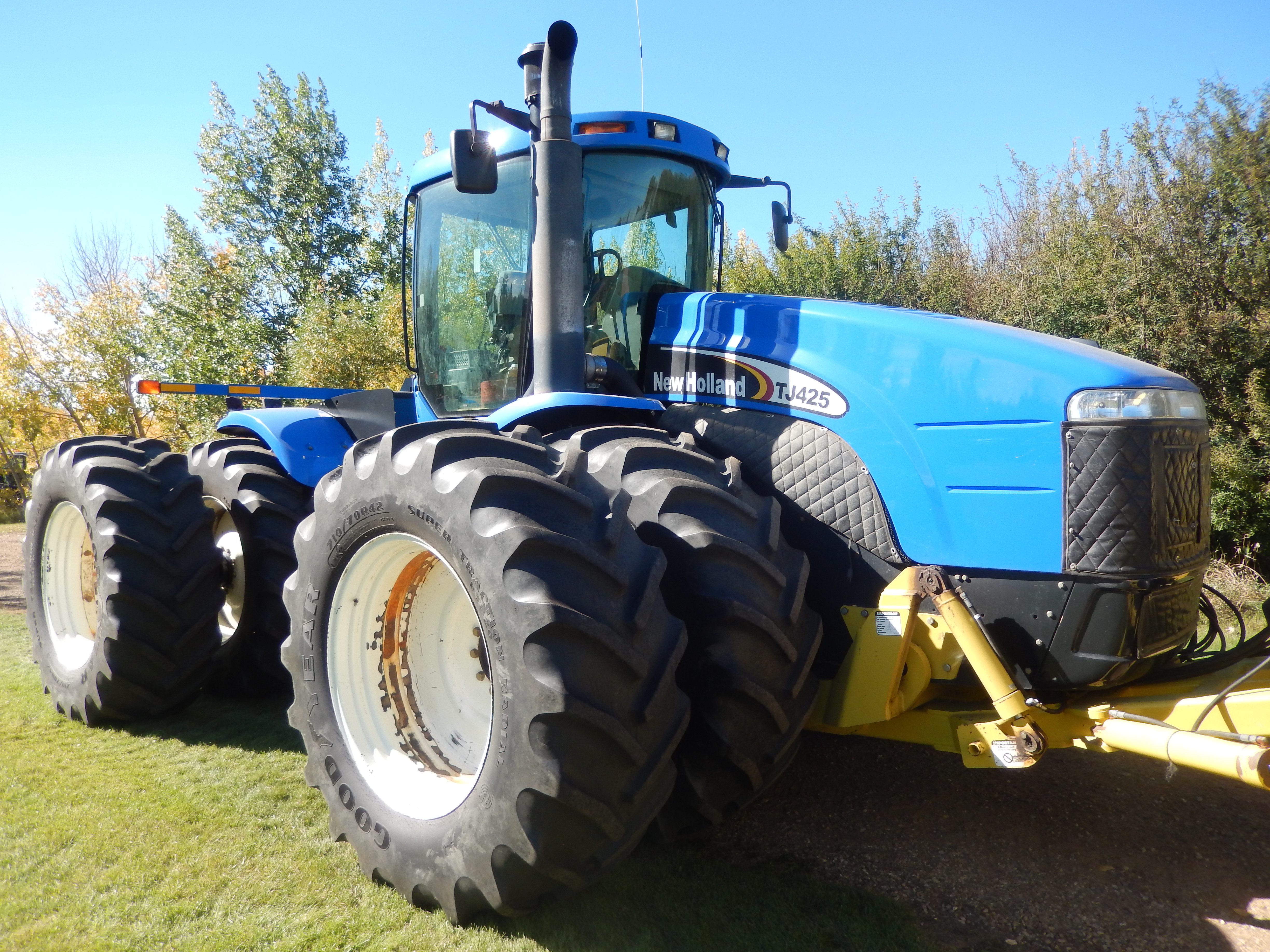 2004 New Holland TJ425 4WD tractor, 2,391 hours, 710/70R42 duals, 425 ...
