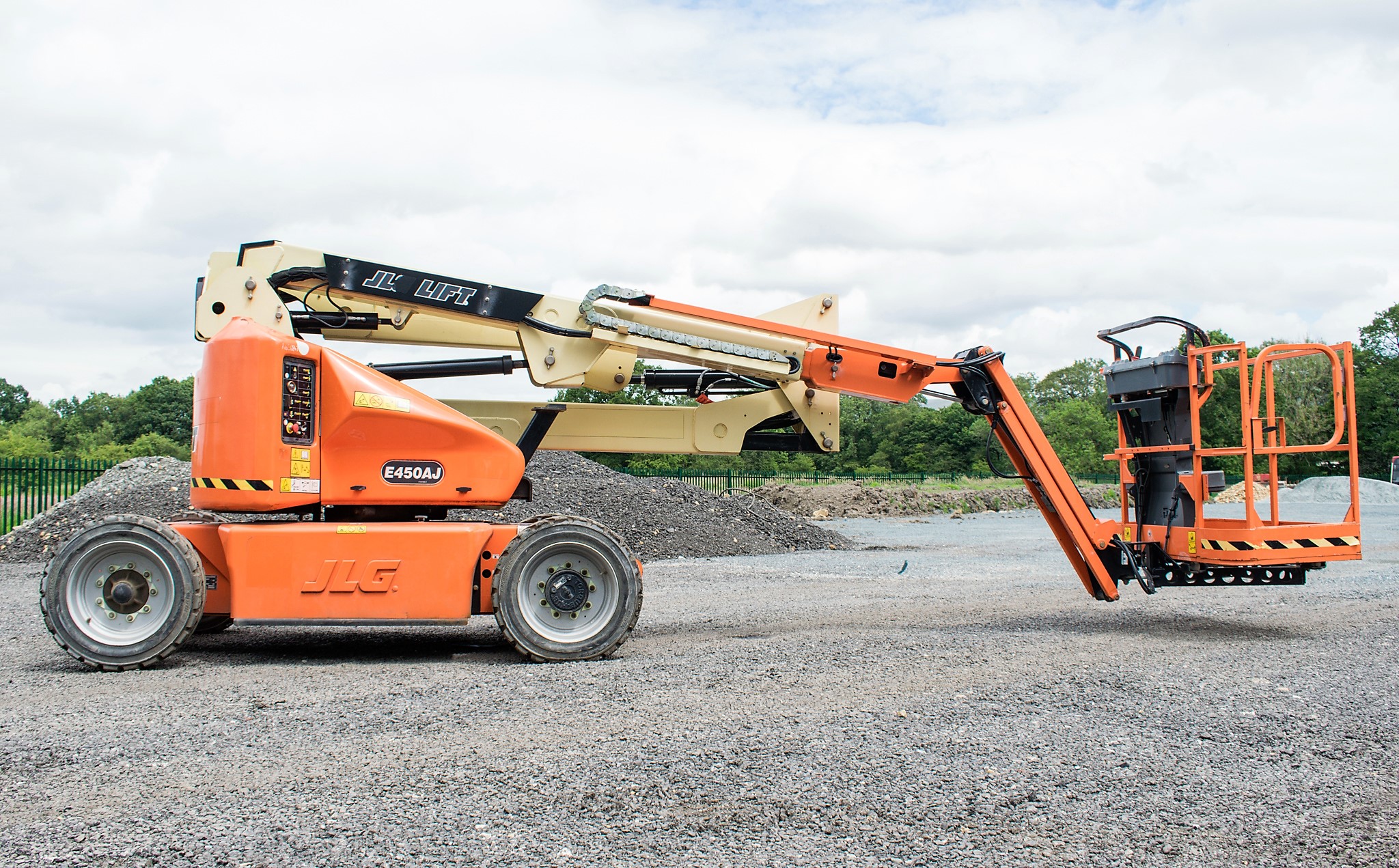 JLG E450AJ battery electric articulated boom access platform Year: 2014 ...