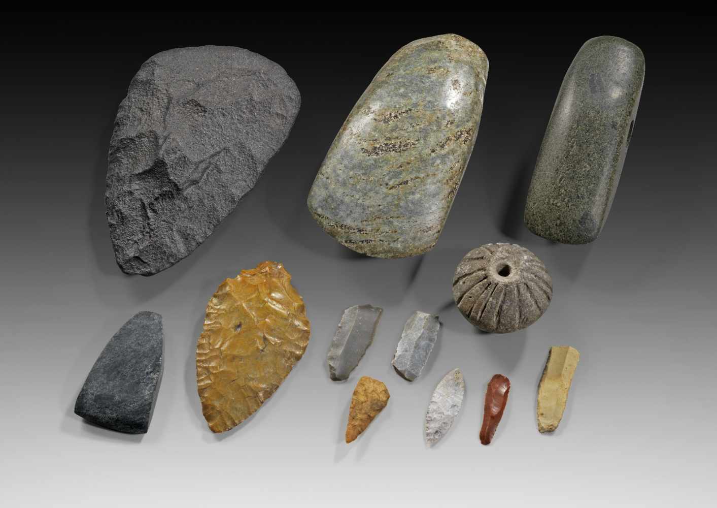 Sammlung Steinzeitobjekte. Faustkeil aus schwarzrotem Basalt, L 15cm ...