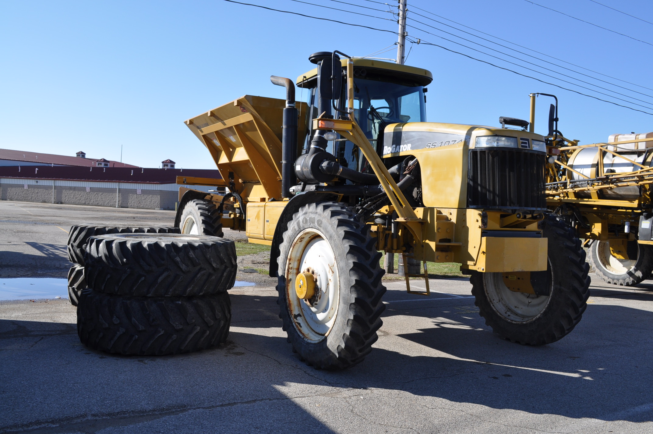 2007 1074SS Rogator dry spreader, 3868 hrs, New Leader G4 L4258G4 dry ...