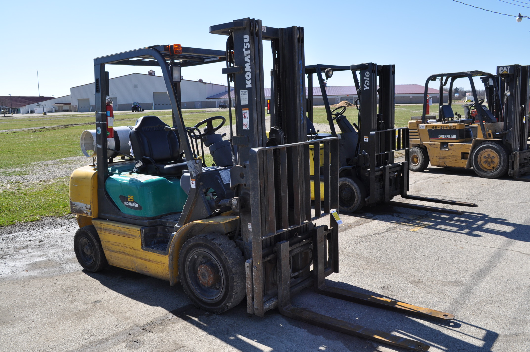 Komatsu FG25T-14 forklift, 3 stage, sideshift, LP, 3828 hrs, SN 584145A