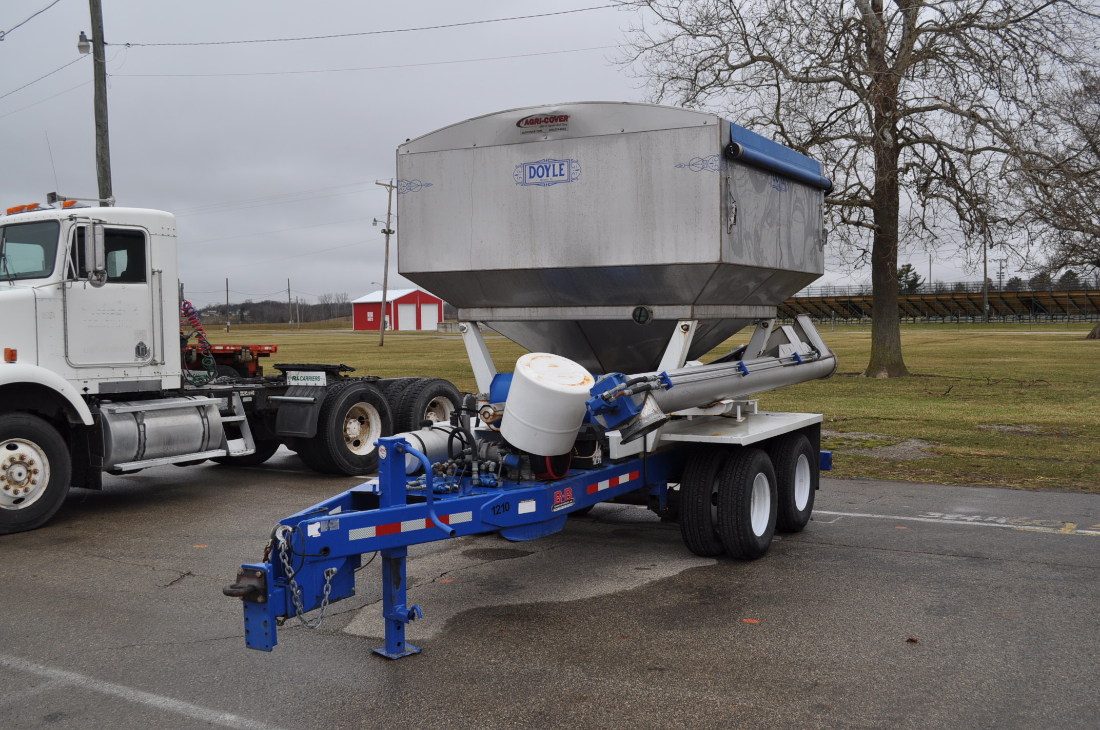 2012 Doyle 8 Ton side shoot dry fertilizer tender trailer, Behnke ...