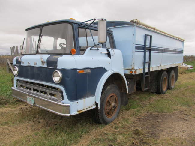 1977 FORD F-750 CAB OVER TANDEM AXLE GRAIN TRUCK; Tag Axle, 20 Ft Box ...