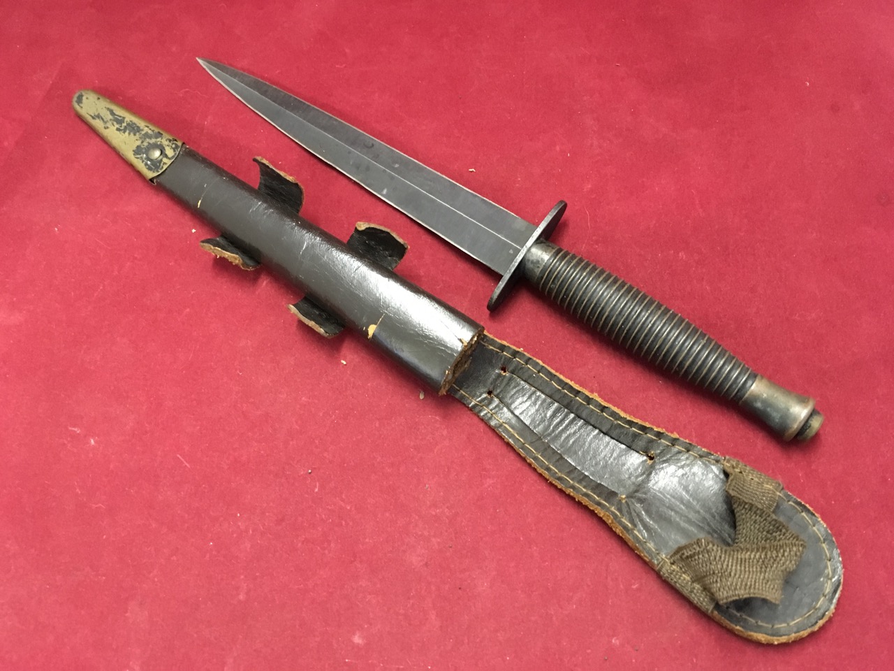 A World War II commando dagger, with tapering blade and ribbed handle ...