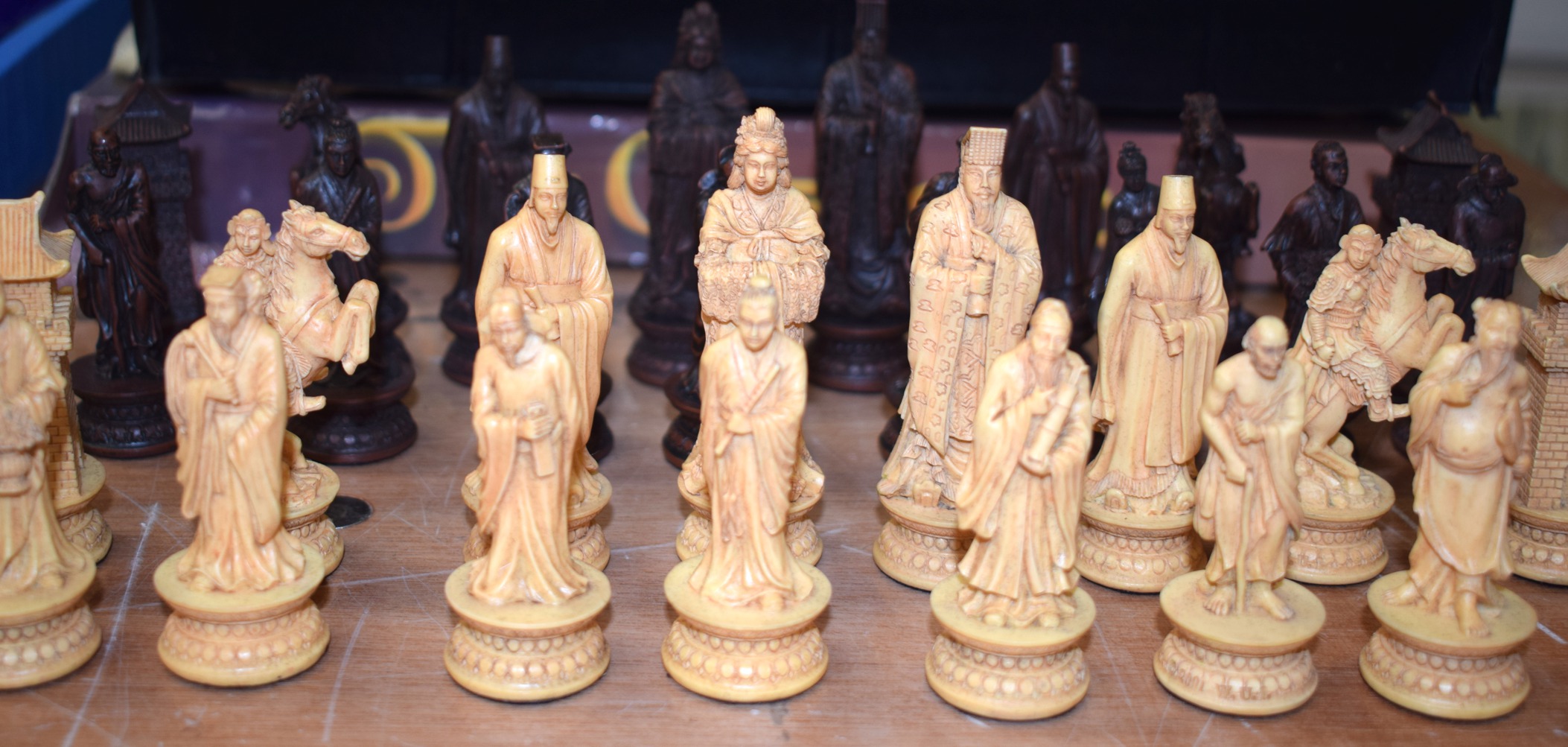 A 20TH CENTURY RESIN CHESS SET, of Chinese theme. King height 9 cm.