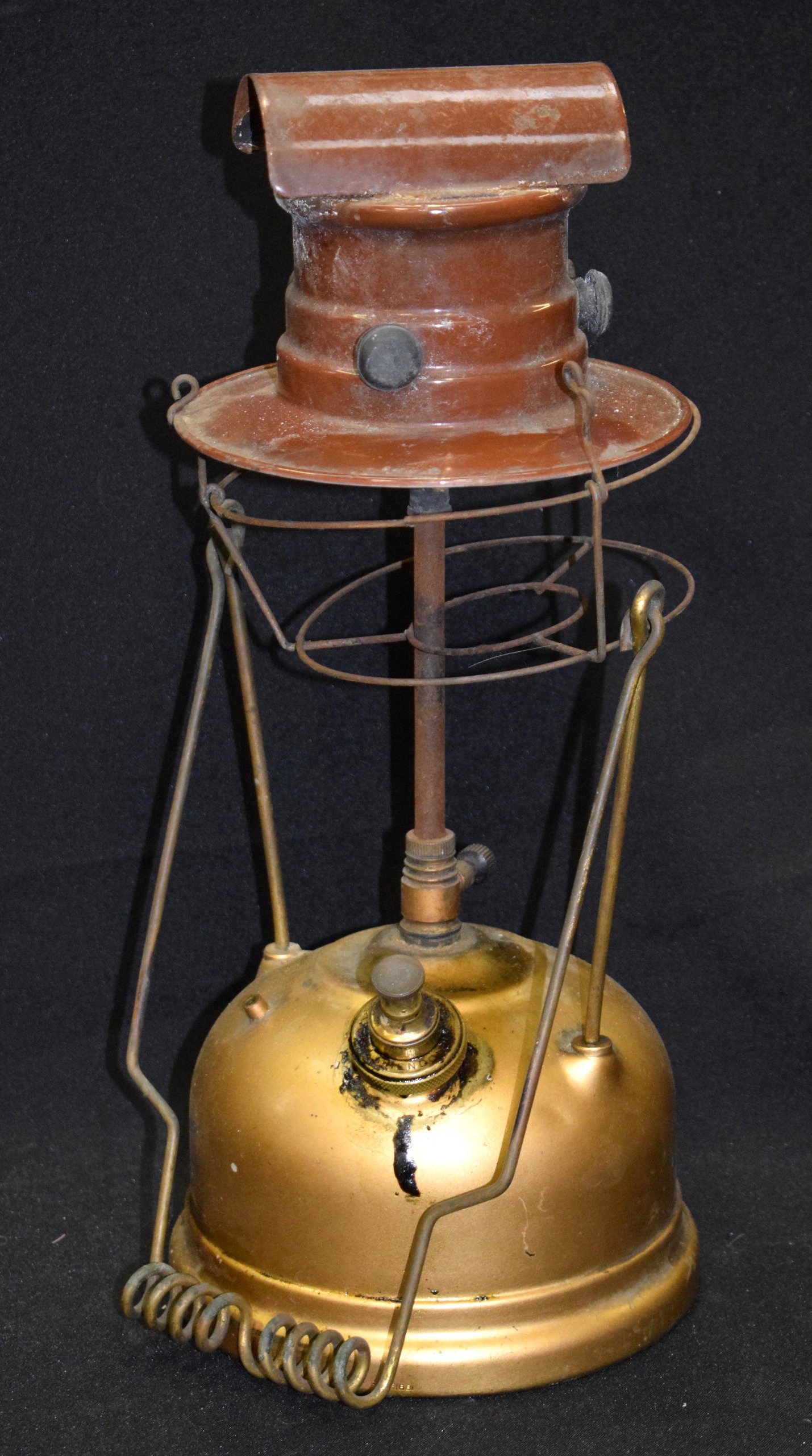 AN EARLY 20TH CENTURY TILLEY LAMP. 41 cm high.