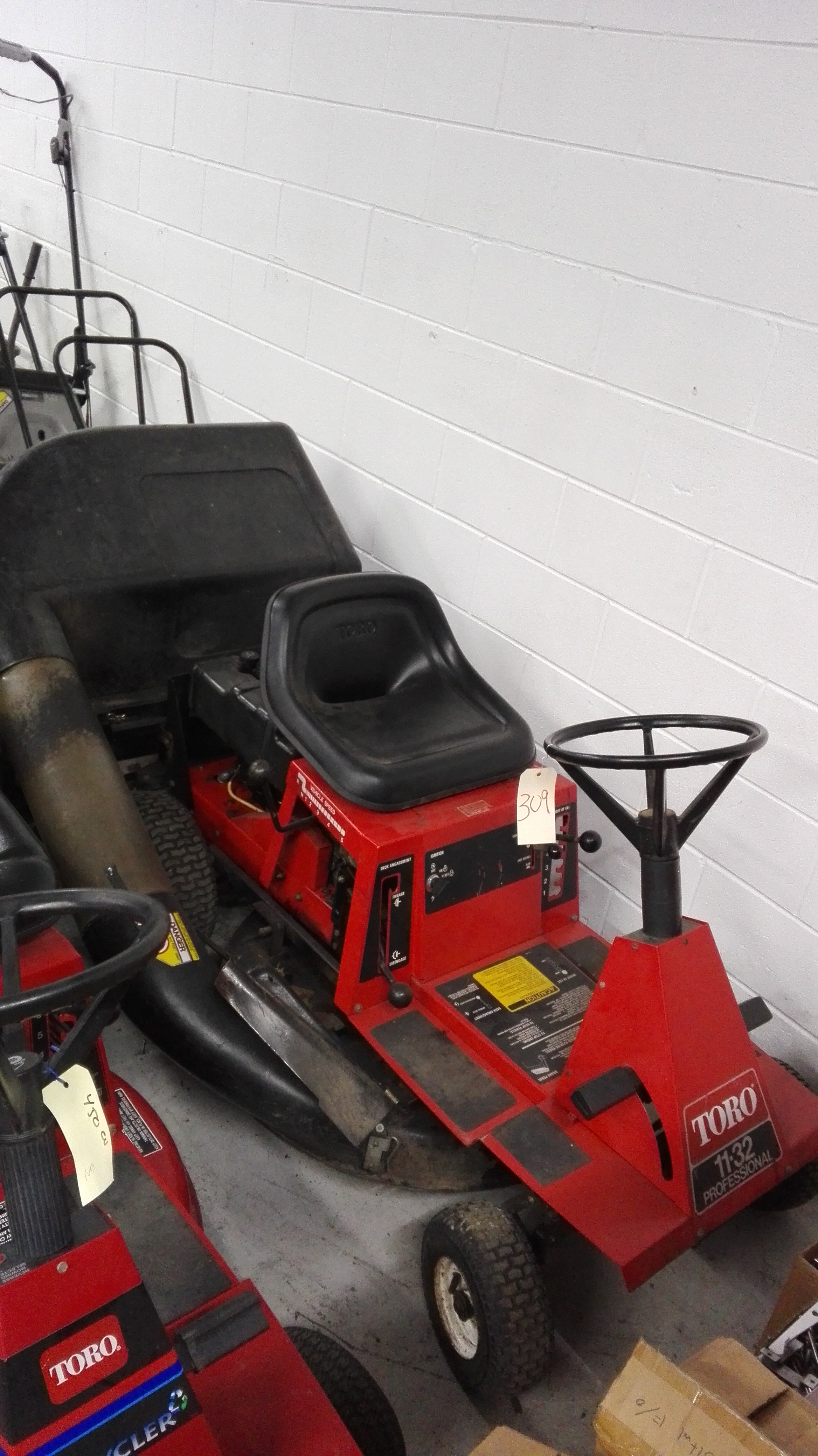 Toro 11-32 professional riding mower, runs