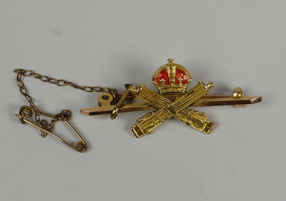 A 15CT GOLD & ENAMEL BRITISH ARMY MACHINE GUN CORPS BROOCH with crossed ...