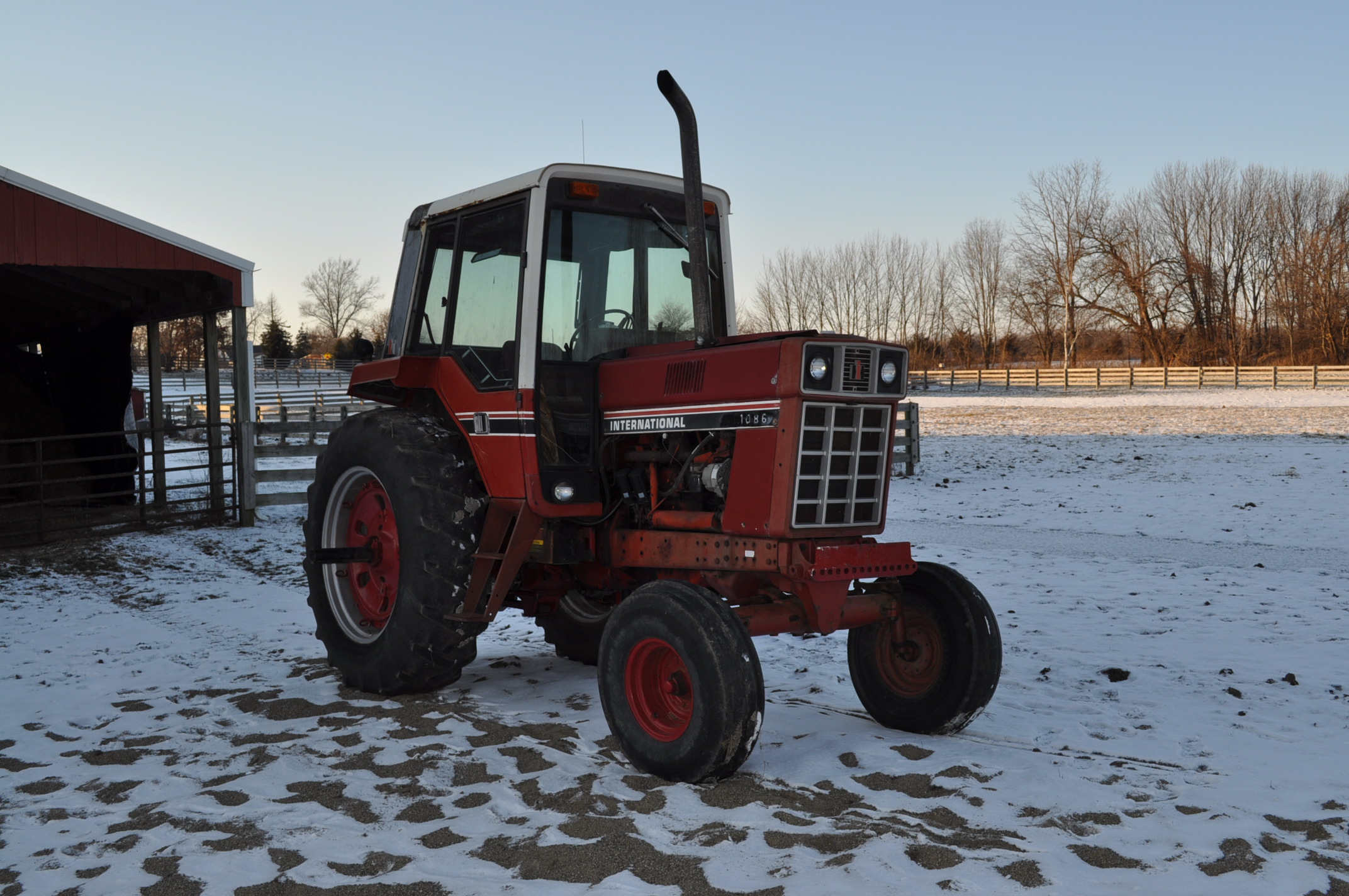IH 1086 tractor, 2wd, Cab, 2503 hrs, 3 pt, 540/1000 dual PTO, 2 remotes ...