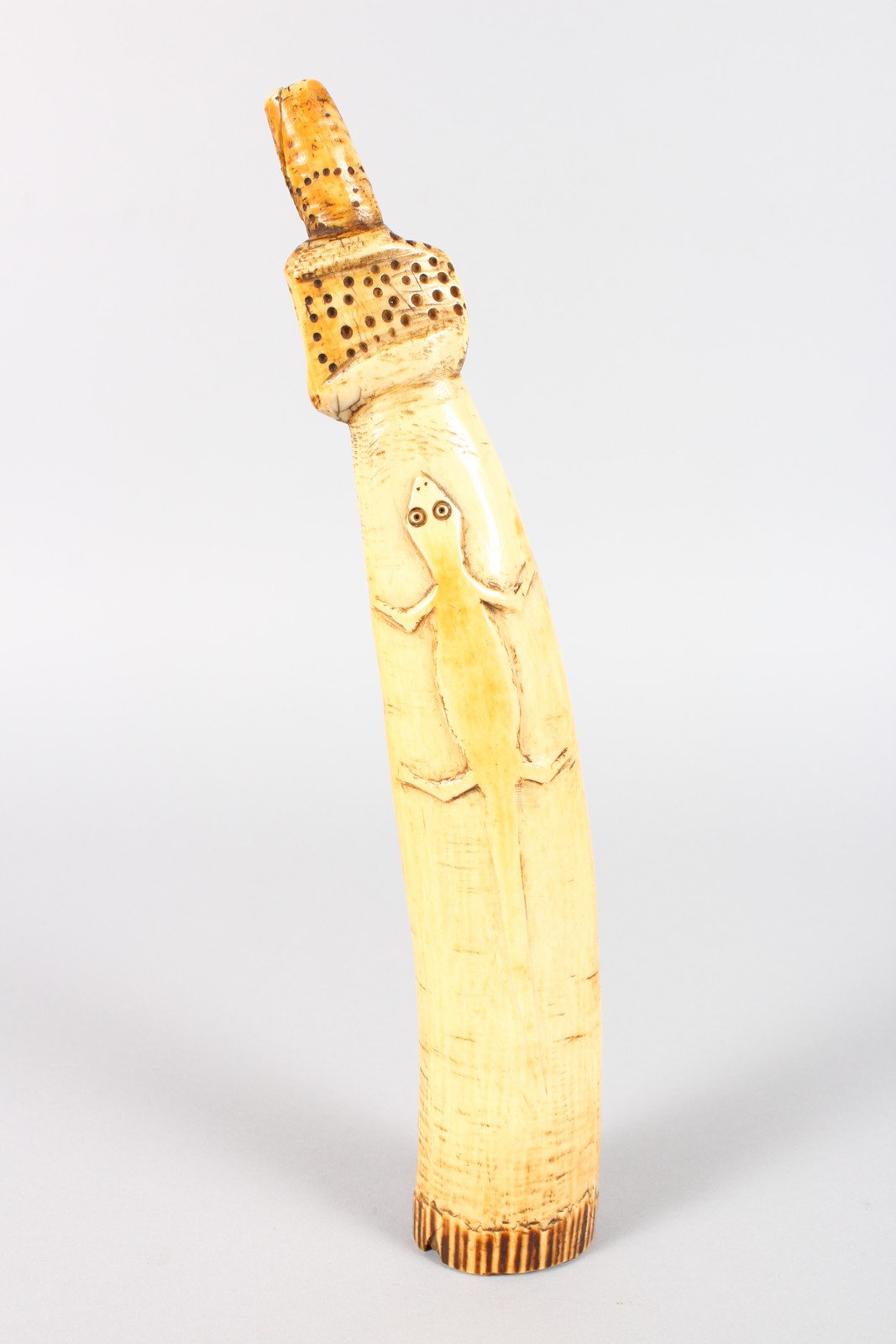 AN AFRICAN CARVED IVORY HORN "OLIPHANT" carved with a lizard. 10.5ins long.