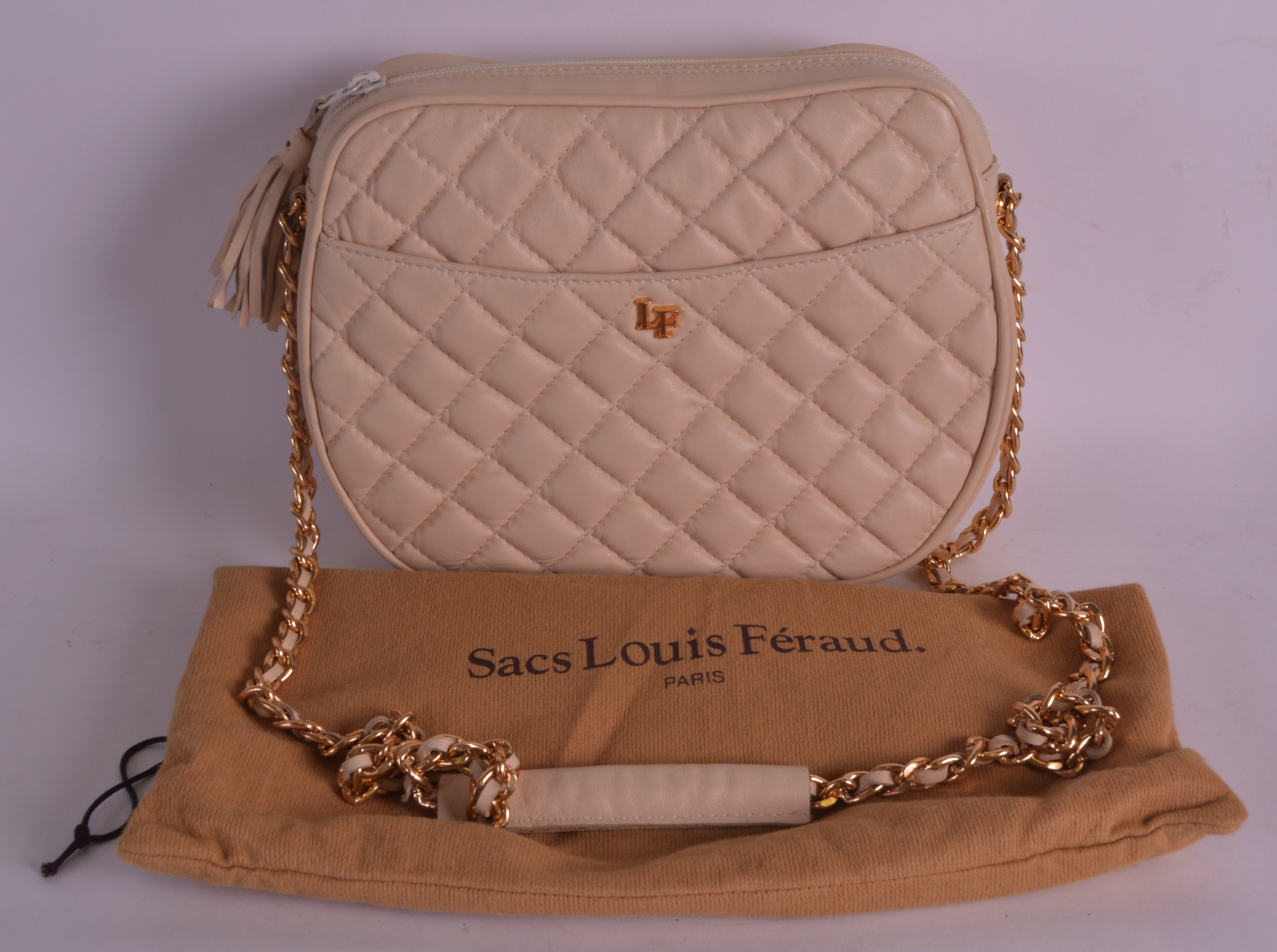 A LADIES LOUIS FERAUD CREAM LEATHER HANDBAG.