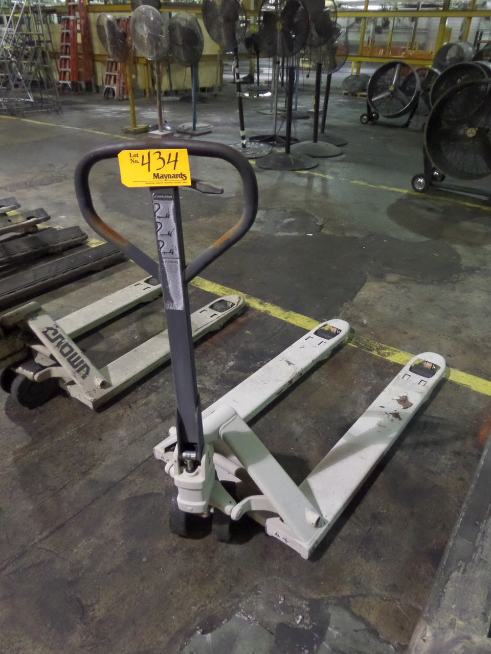 CROWN PTH50 PALLET JACK 5,000LBS CAP (LOC. EAST LAYDOWN) S/N 7-488826