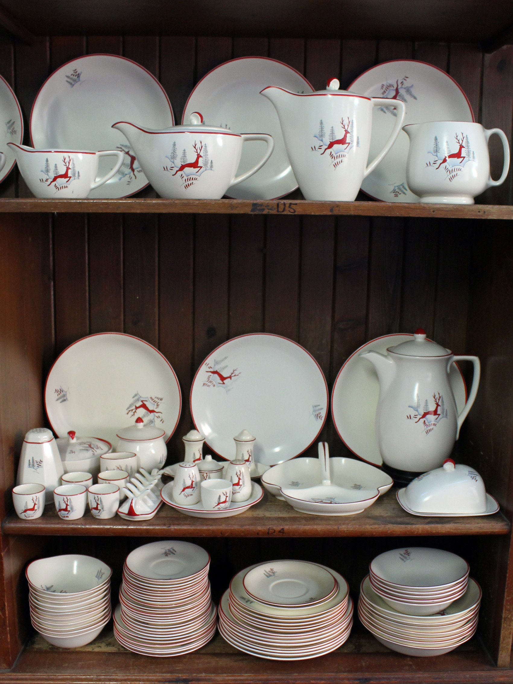 A Crown Devon Fieldings Stockholm pattern dinner set, approx. 138 ...