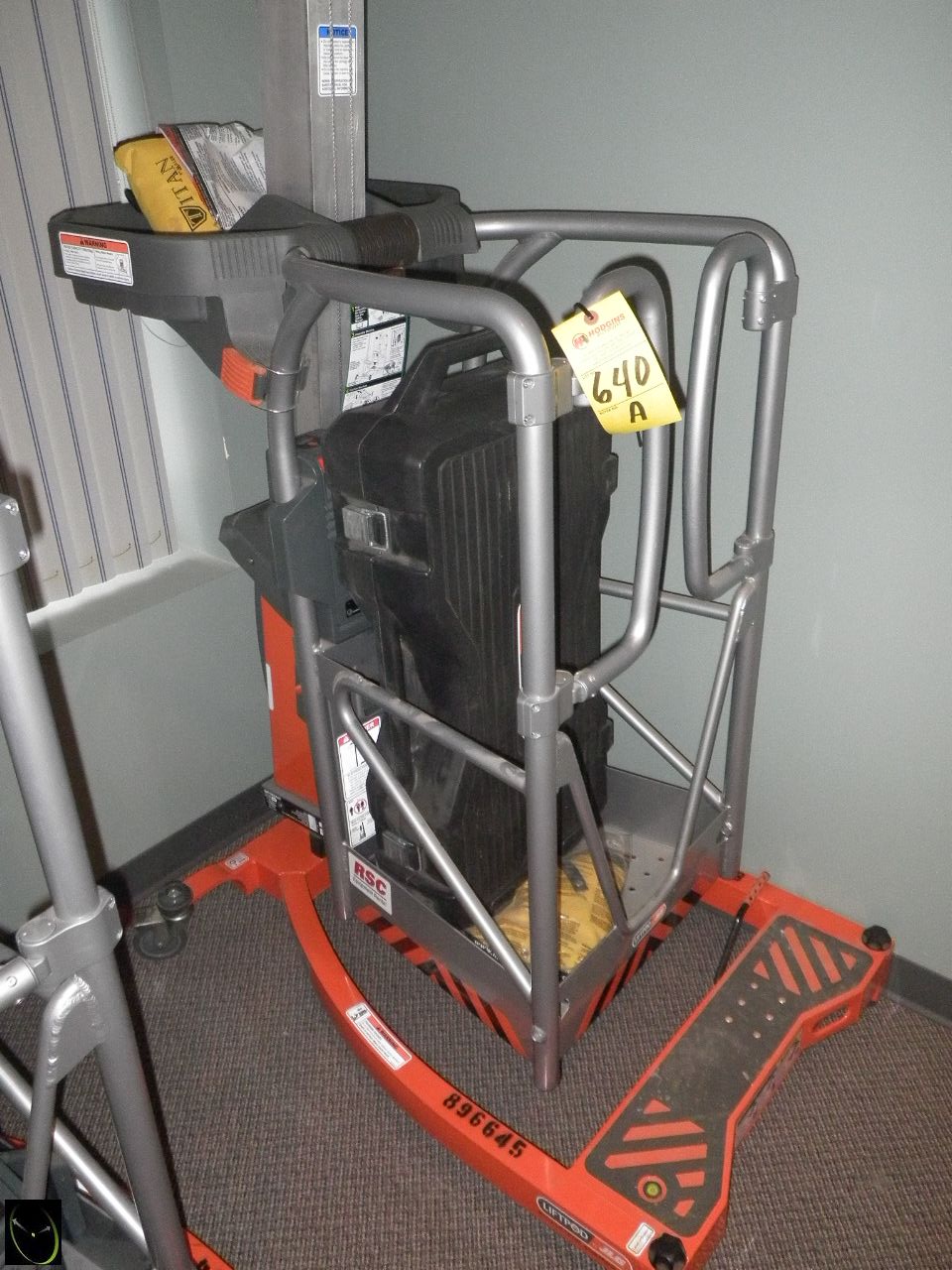 JLG FS60 LIFTPOD Manlift w/ Charger, Tool Tray On Wheels, 330 Lb ...