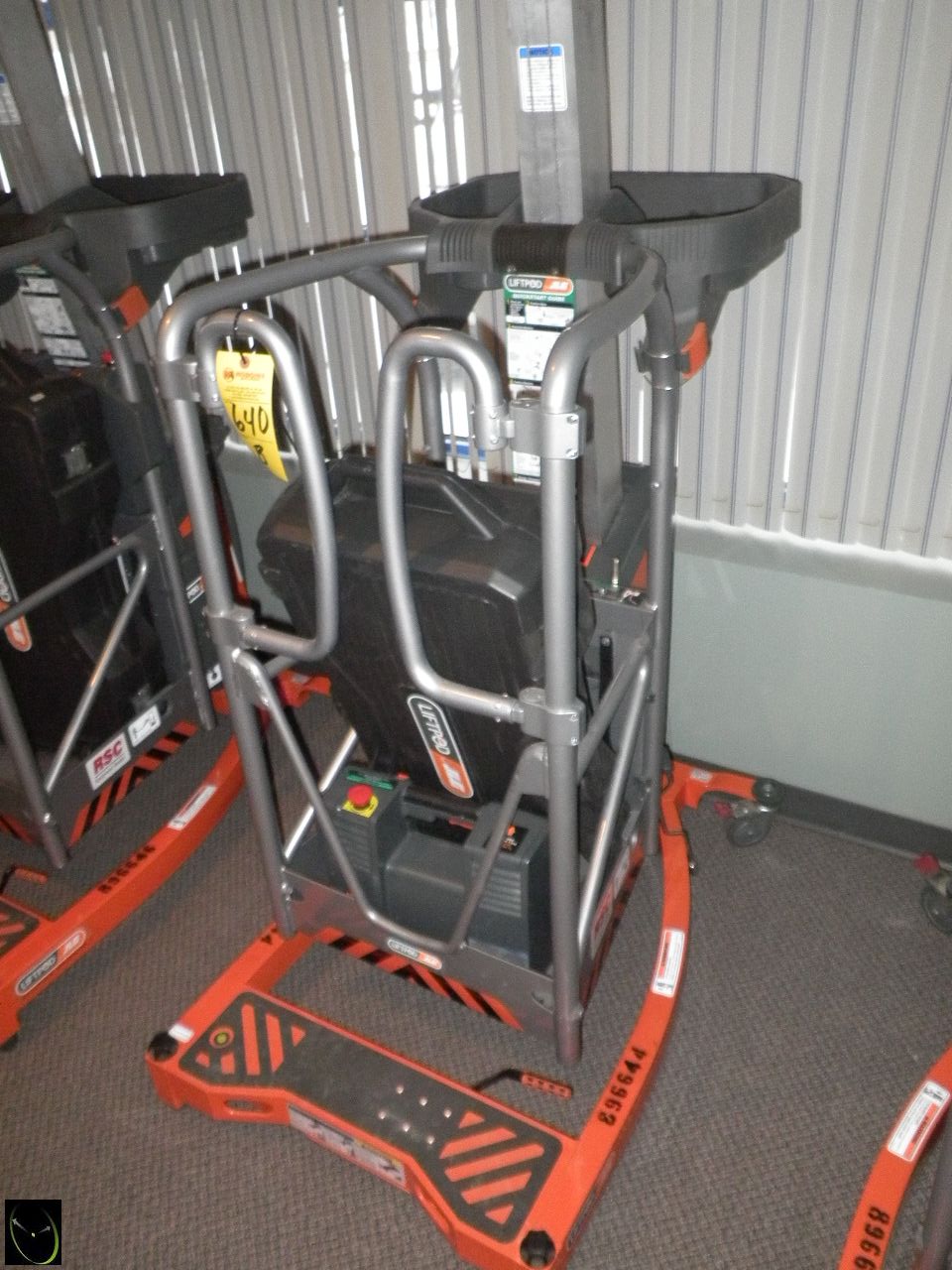 JLG FS60 LIFTPOD Manlift w/ Charger, Tool Tray On Wheels, 330 Lb ...