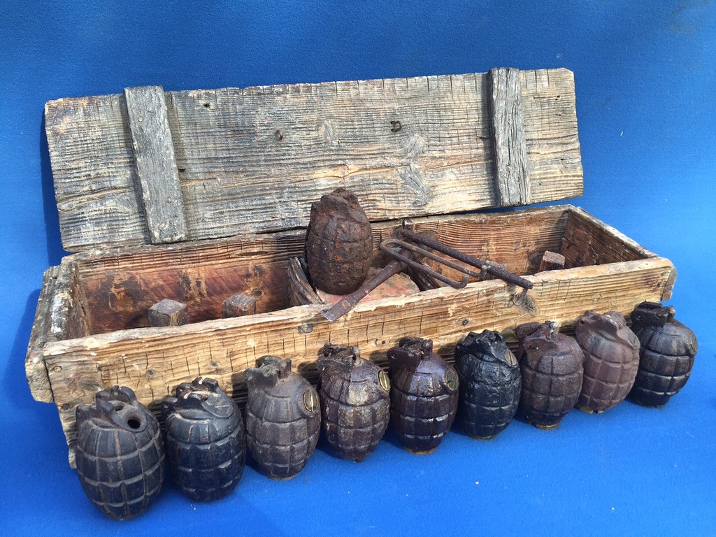 Very scarce WW1 Mills trench grenade wooden box with 10 inert mills ...