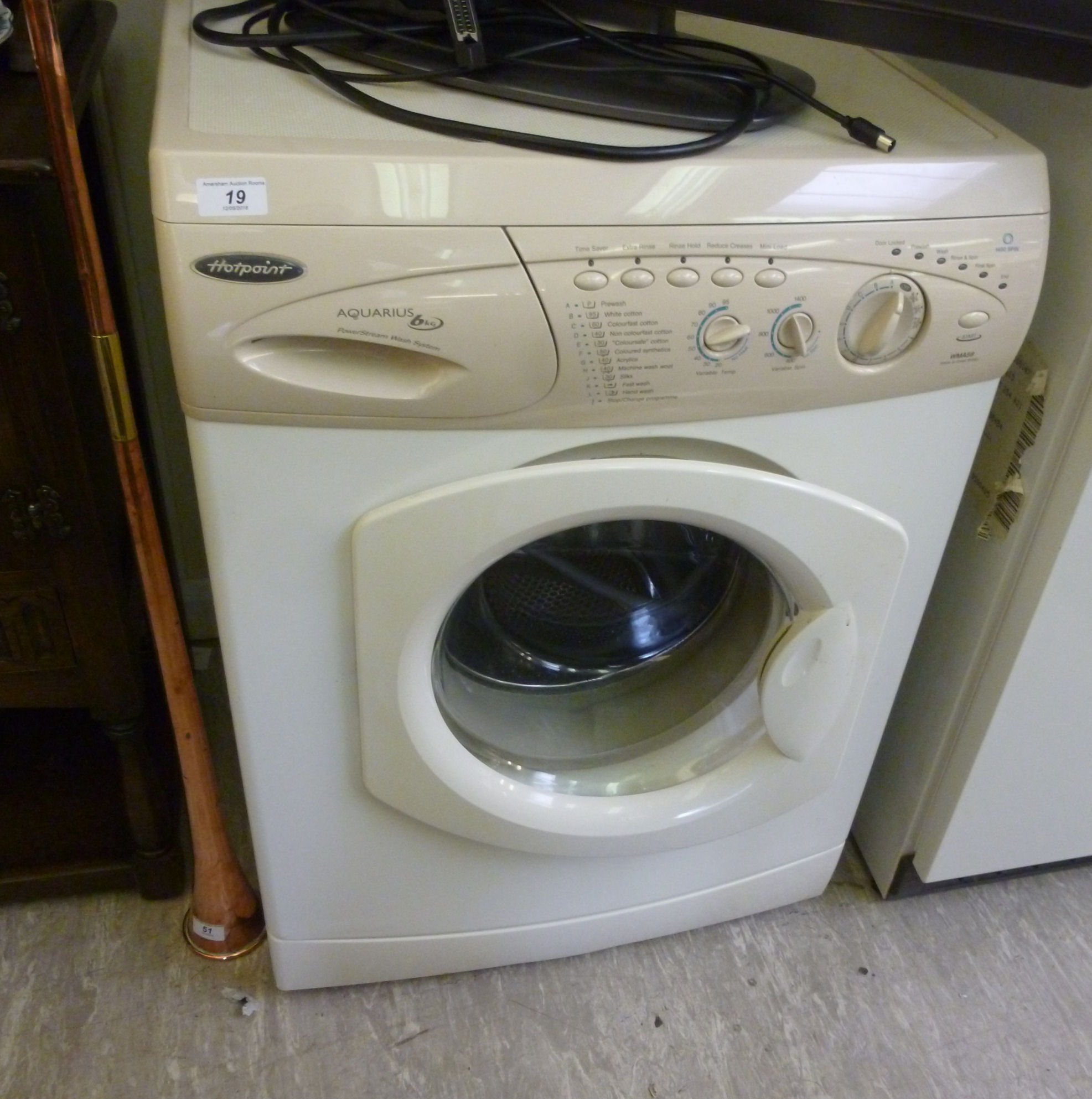 A Hotpoint Aquarius 6kg washing machine, in cream coloured and white ...