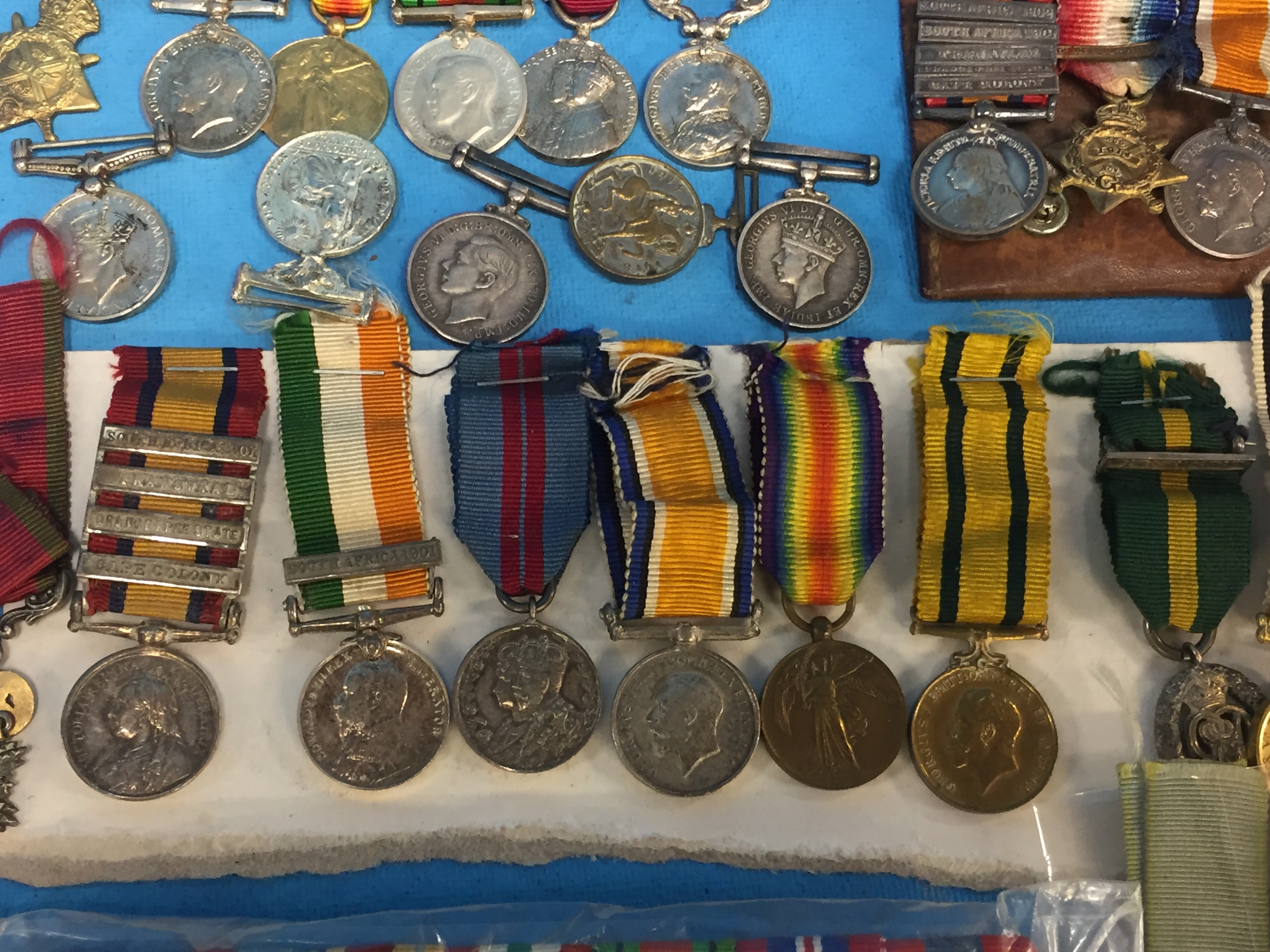 A BOX OF ASSORTED MINIATURE MILITARY SERVICE MEDALS (4 MOUNTED ON BARS ...