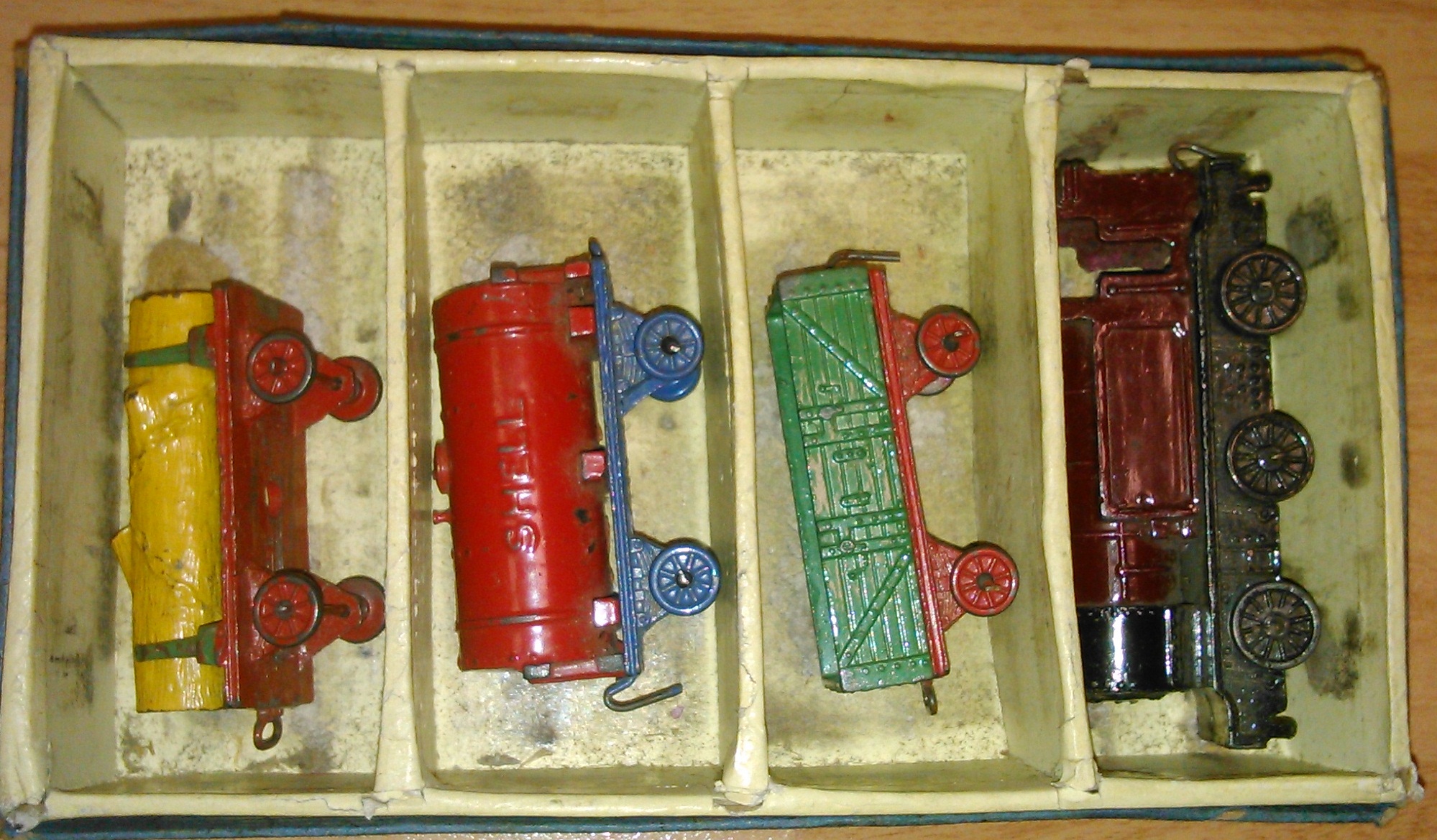 MECCANO DINKY TOYS MIXED GOODS TRAIN SET c.1930s, no.19, four pieces ...
