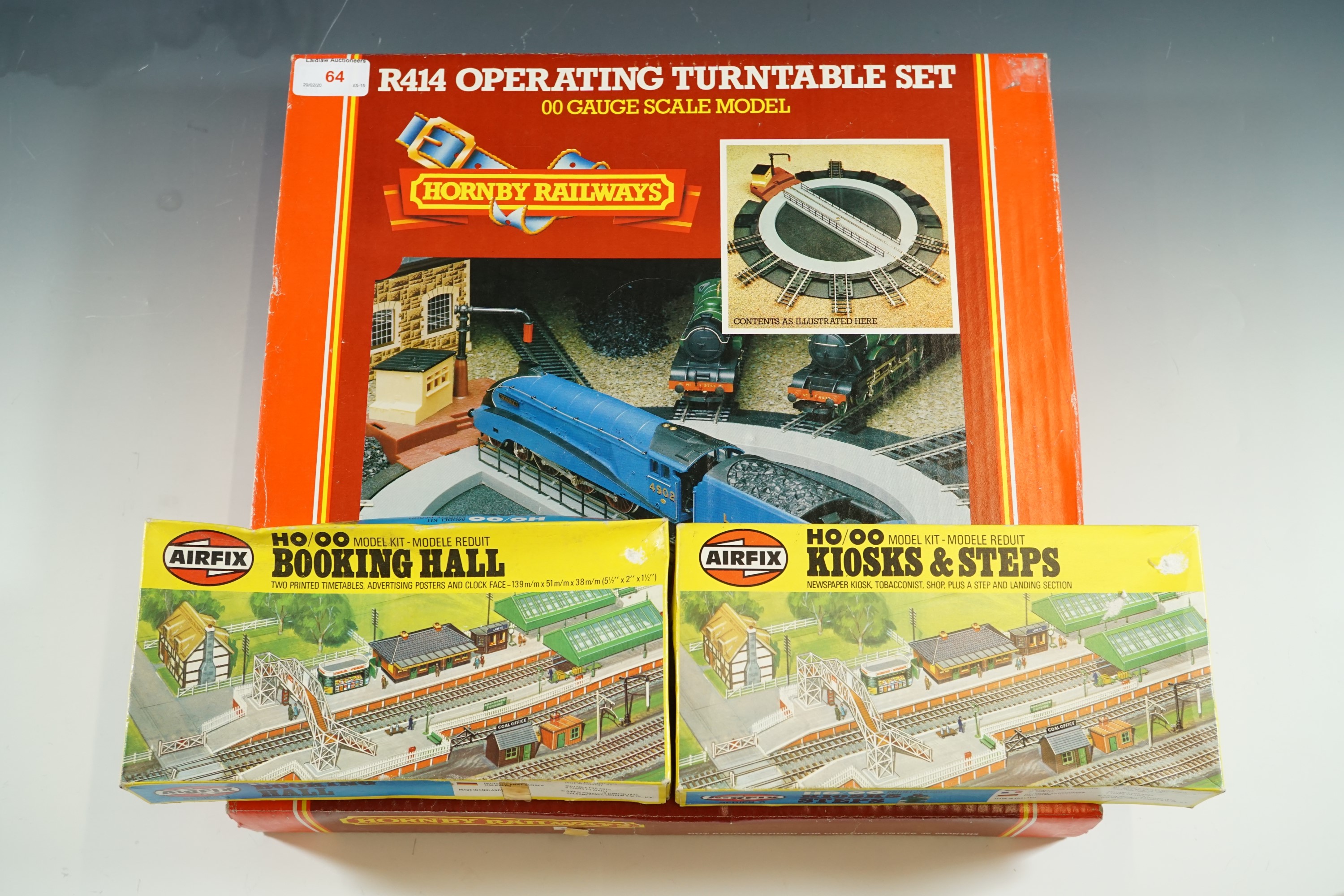 A Hornby model railway R414 operating turntable set, an Airfix kiosks ...