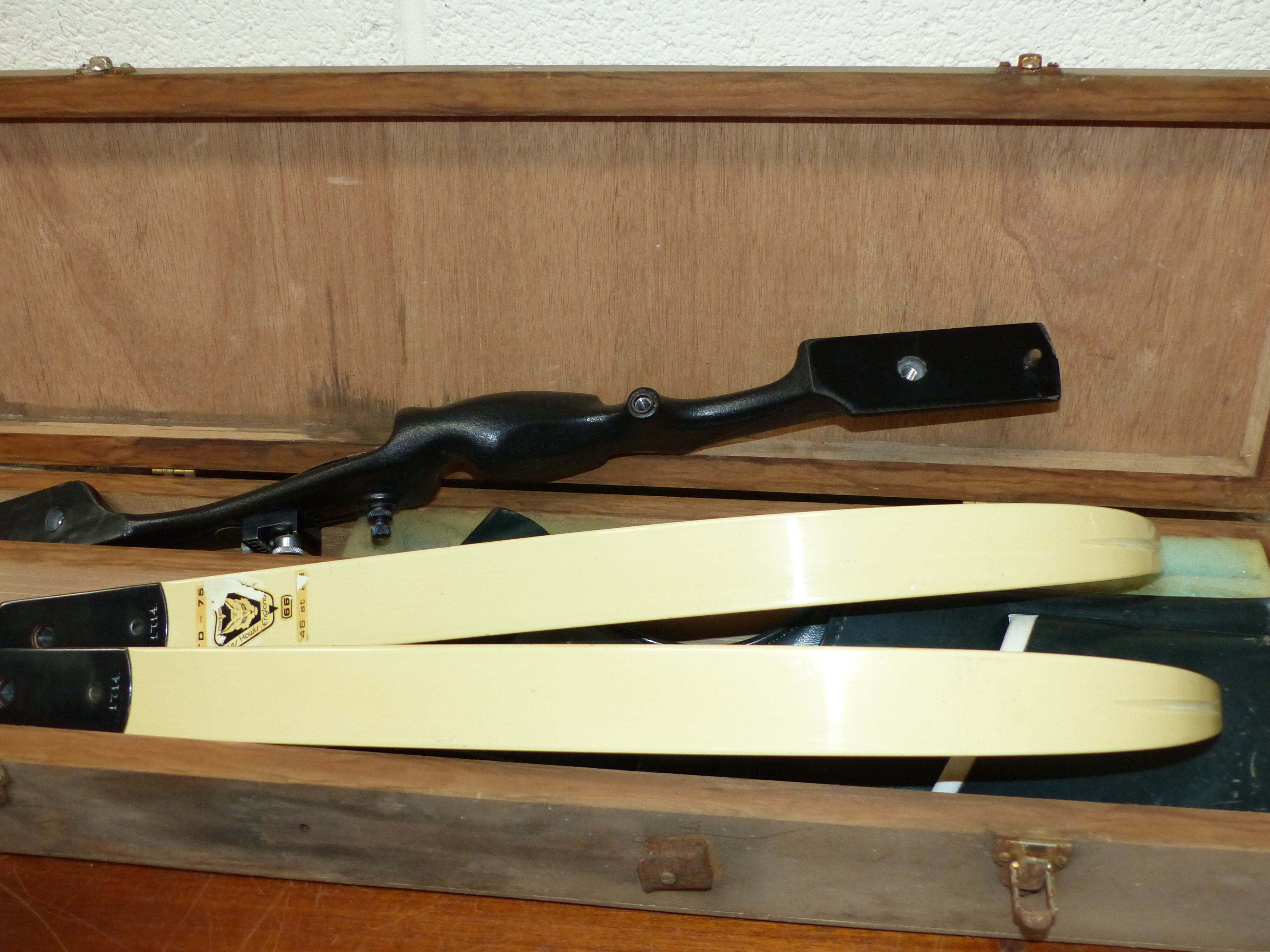 A Les Howis Marksman archery bow in fitted bag