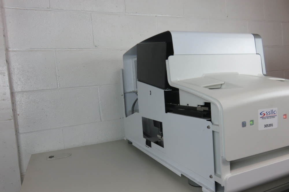 Roche Cobas TaqMan 48 PCR Analyzer, System powers on, comes with power ...